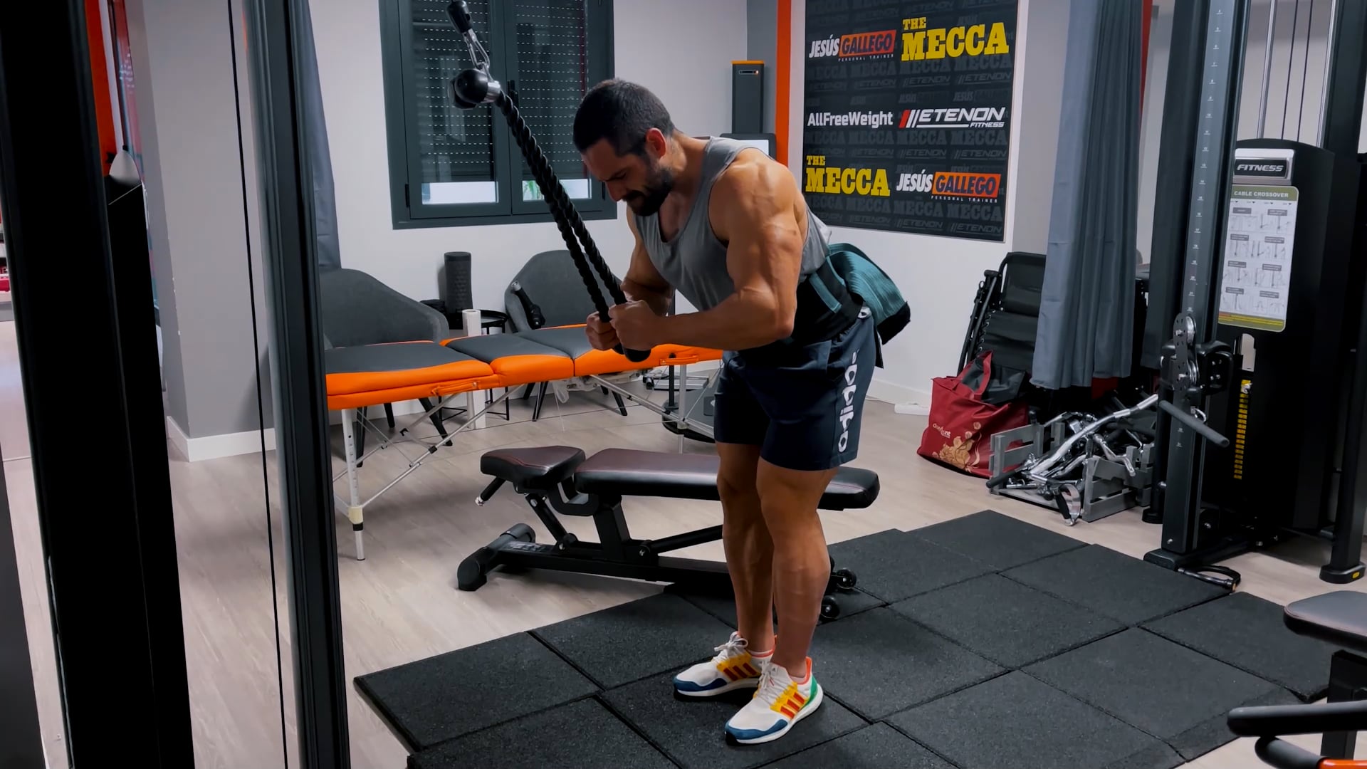 6. Extensiones desde polea alta con dos cuerdas on Vimeo