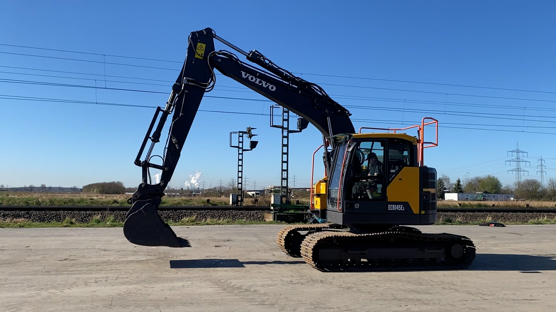 Volvo ECR145EL 700mm Pads, CV, QH, Piped on Vimeo