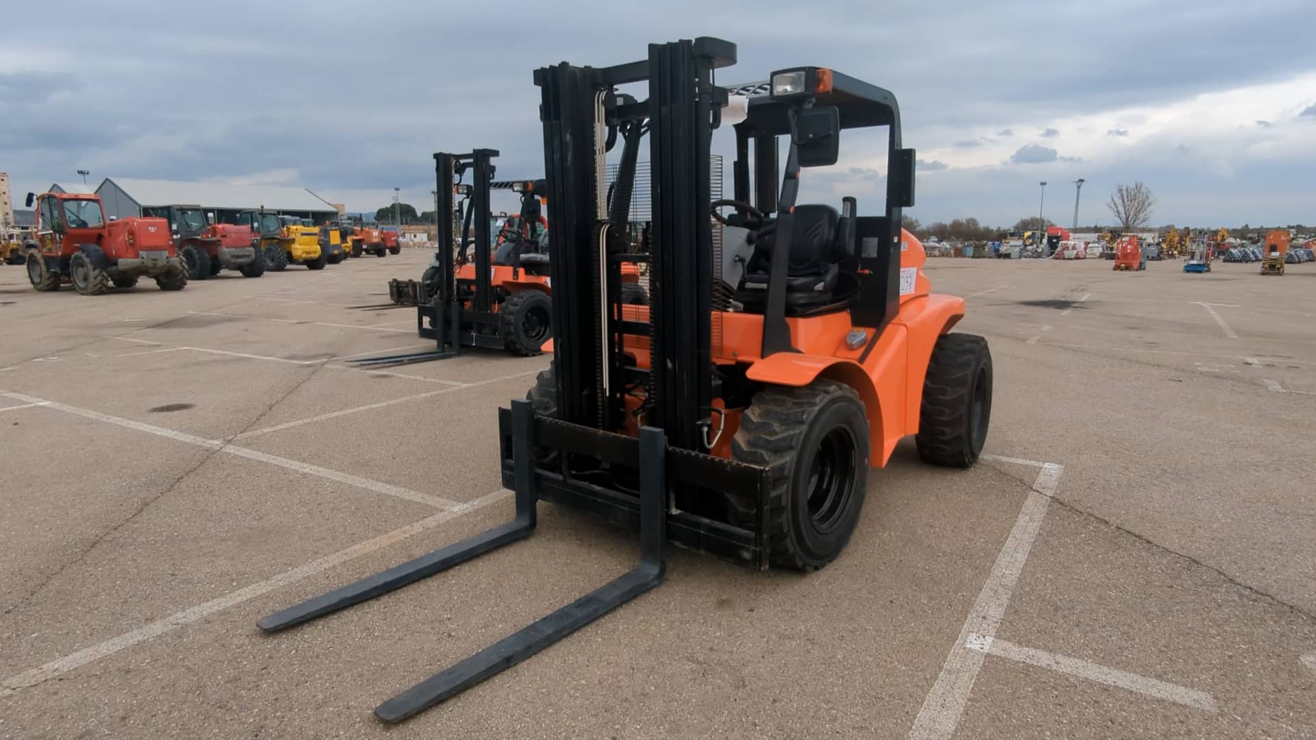 Unused Mast Explorer H25DA 4WD Rough Terrain Forklift on Vimeo