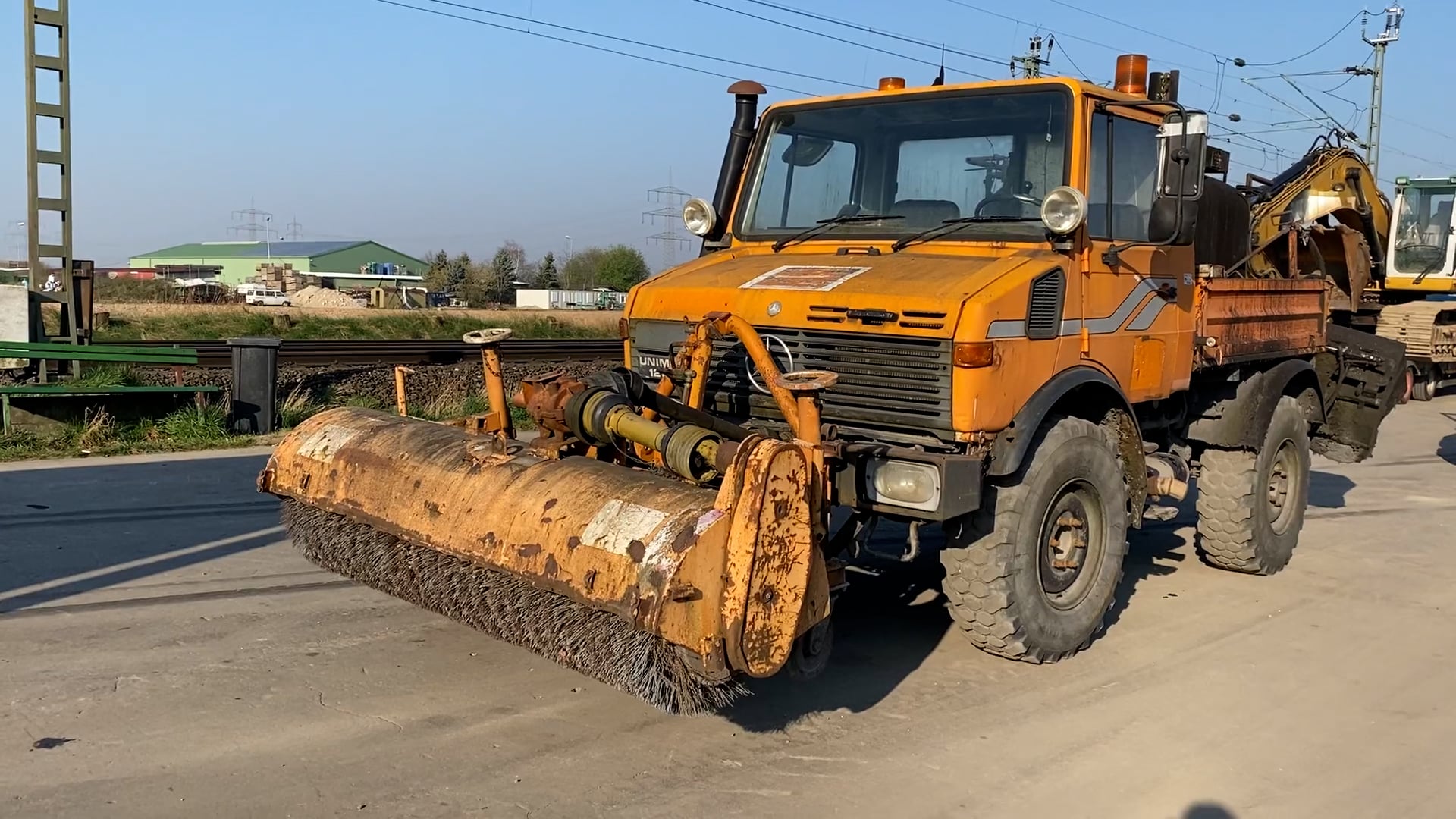 Mercedes Benz UNIMOG 427-10 4WD, Front Sweeper, Rear Asphalt/Butimen ...