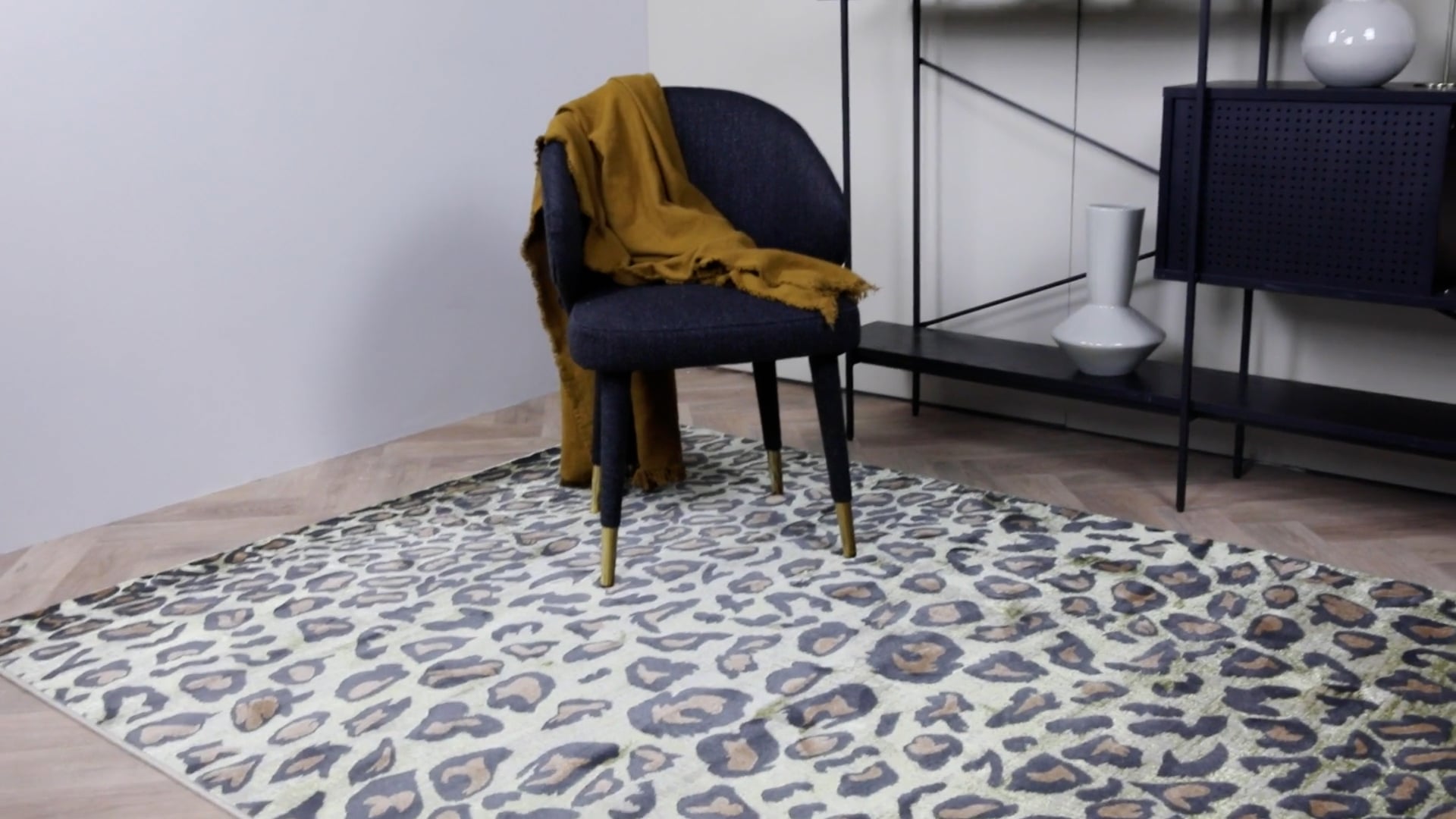 Easy Living Quantum Leopard - Vloerkledenwinkel on Vimeo