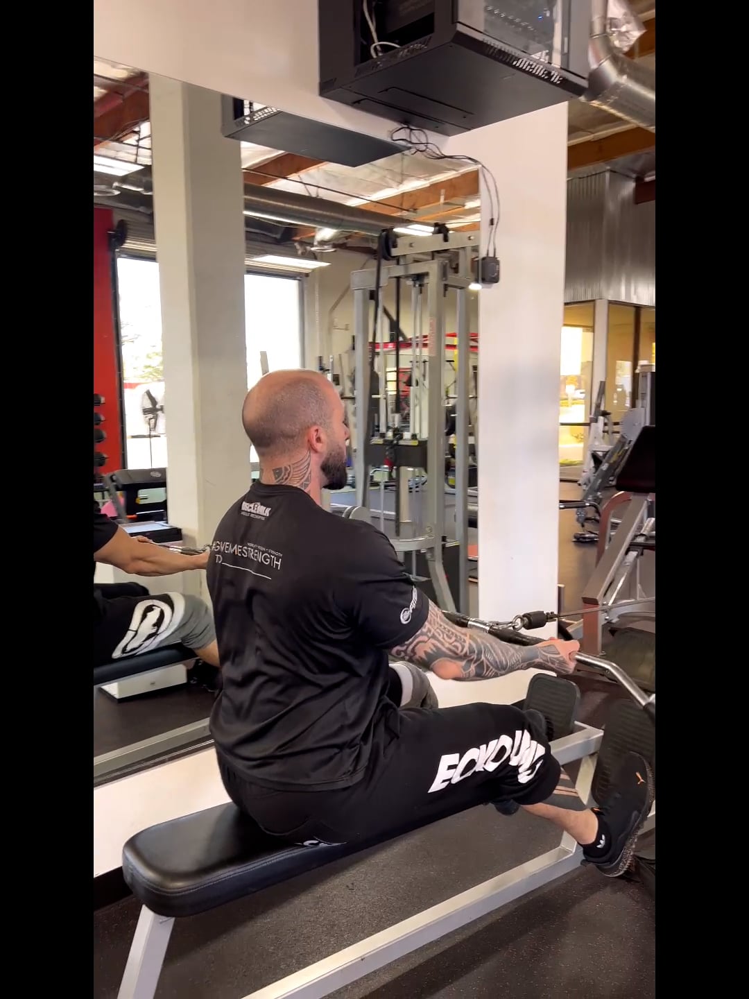 Underhand Bar Cable Rows on Vimeo