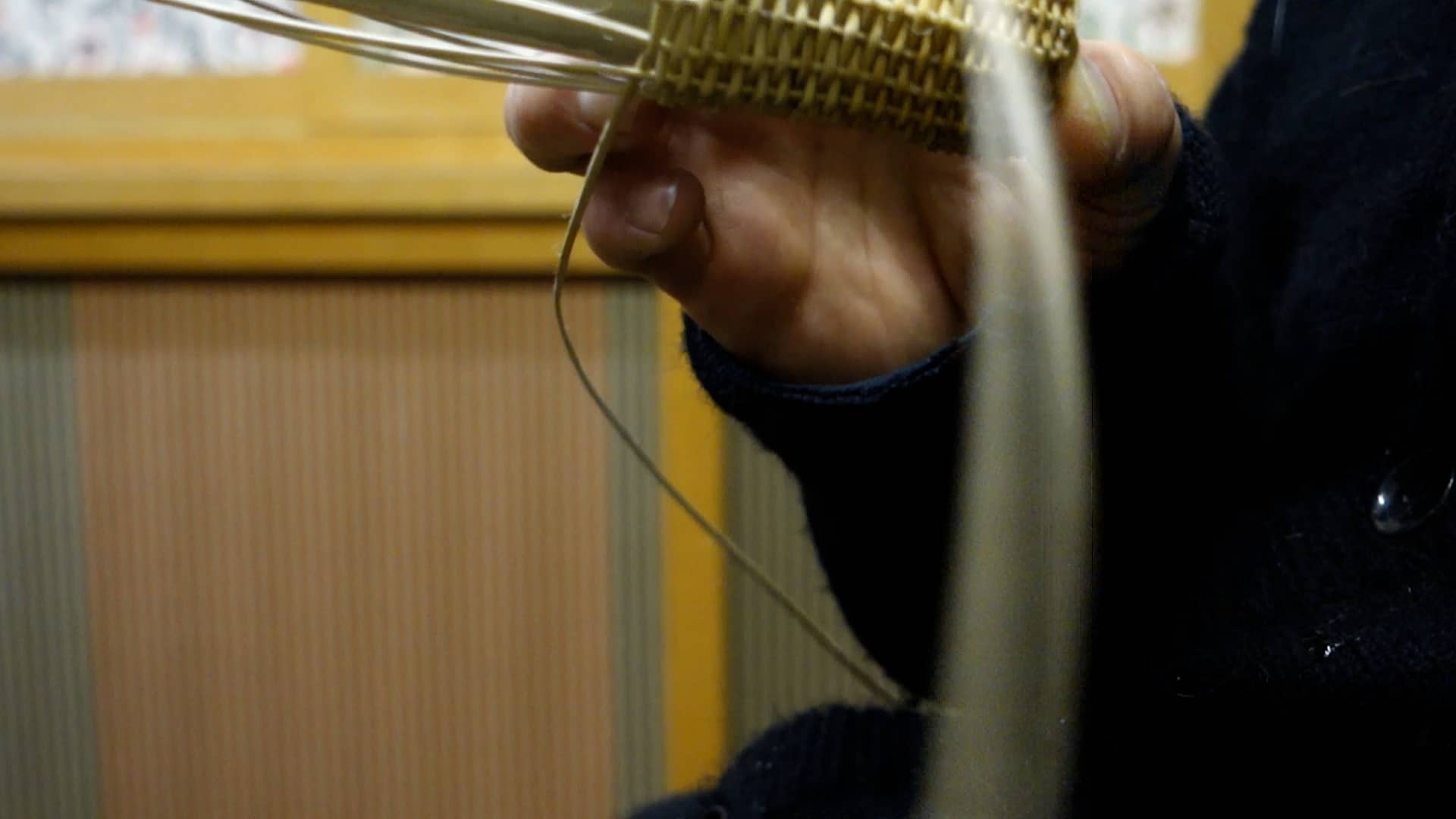 2022年3月30日 素編みで茶筅入れを編んでいます。 on Vimeo