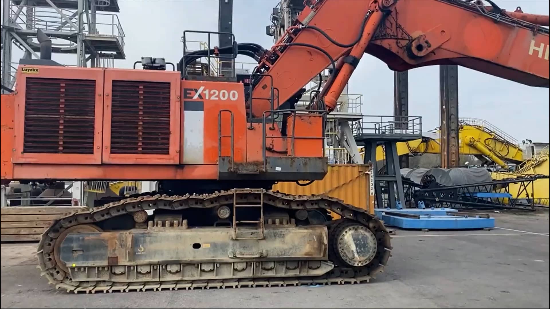 Hitachi EX1200-5 35 Meter Long Reach on Vimeo
