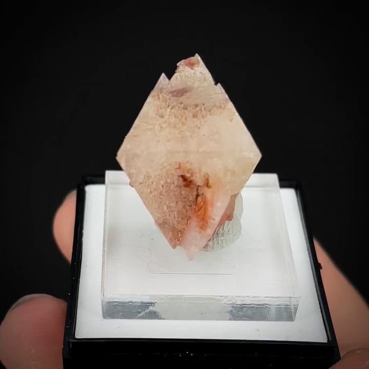 Powellite (fluorescent) and Stilbite on Vimeo