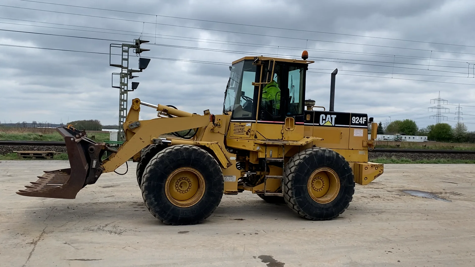 CAT 924F Wheeled Loader, QH, Bucket on Vimeo
