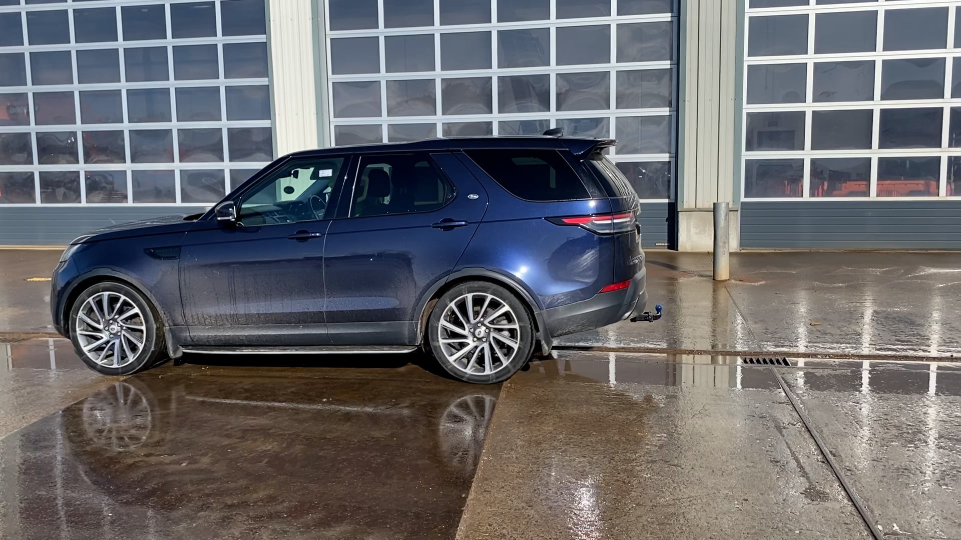 Land Rover Discovery 7 Seater Sat Nav on Vimeo
