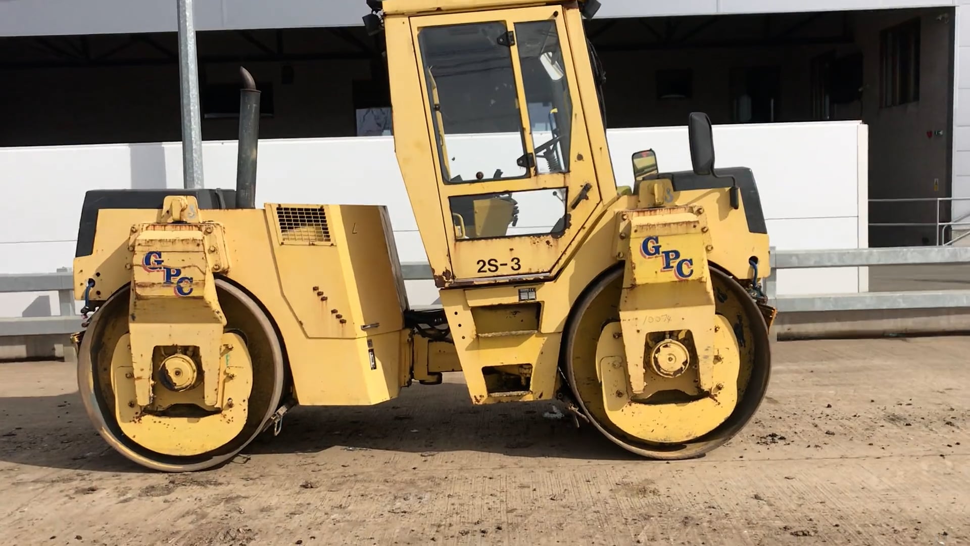 Bomag BW151AD-2 Double Drum Vibrating Roller on Vimeo