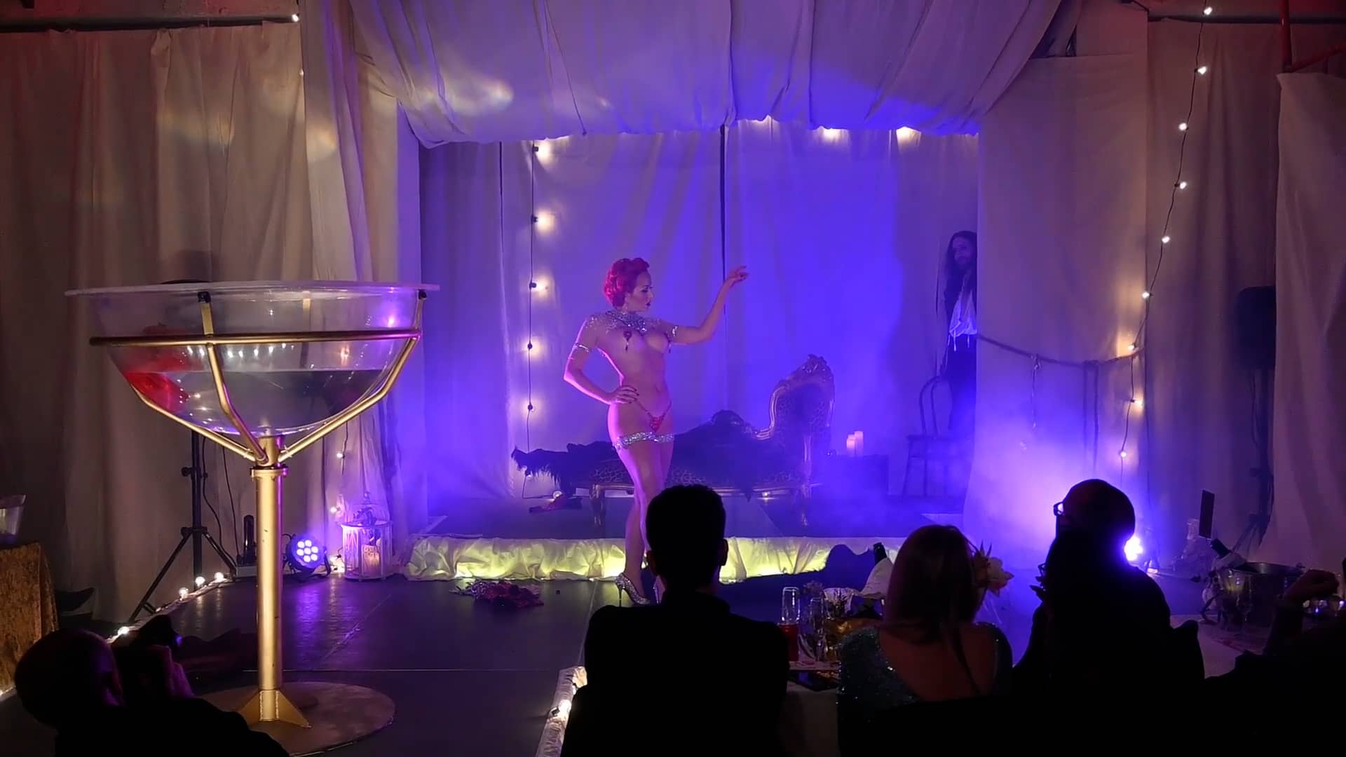 Glamour Glass burlesque show by Srta. Roxanne in Barcelona on Vimeo