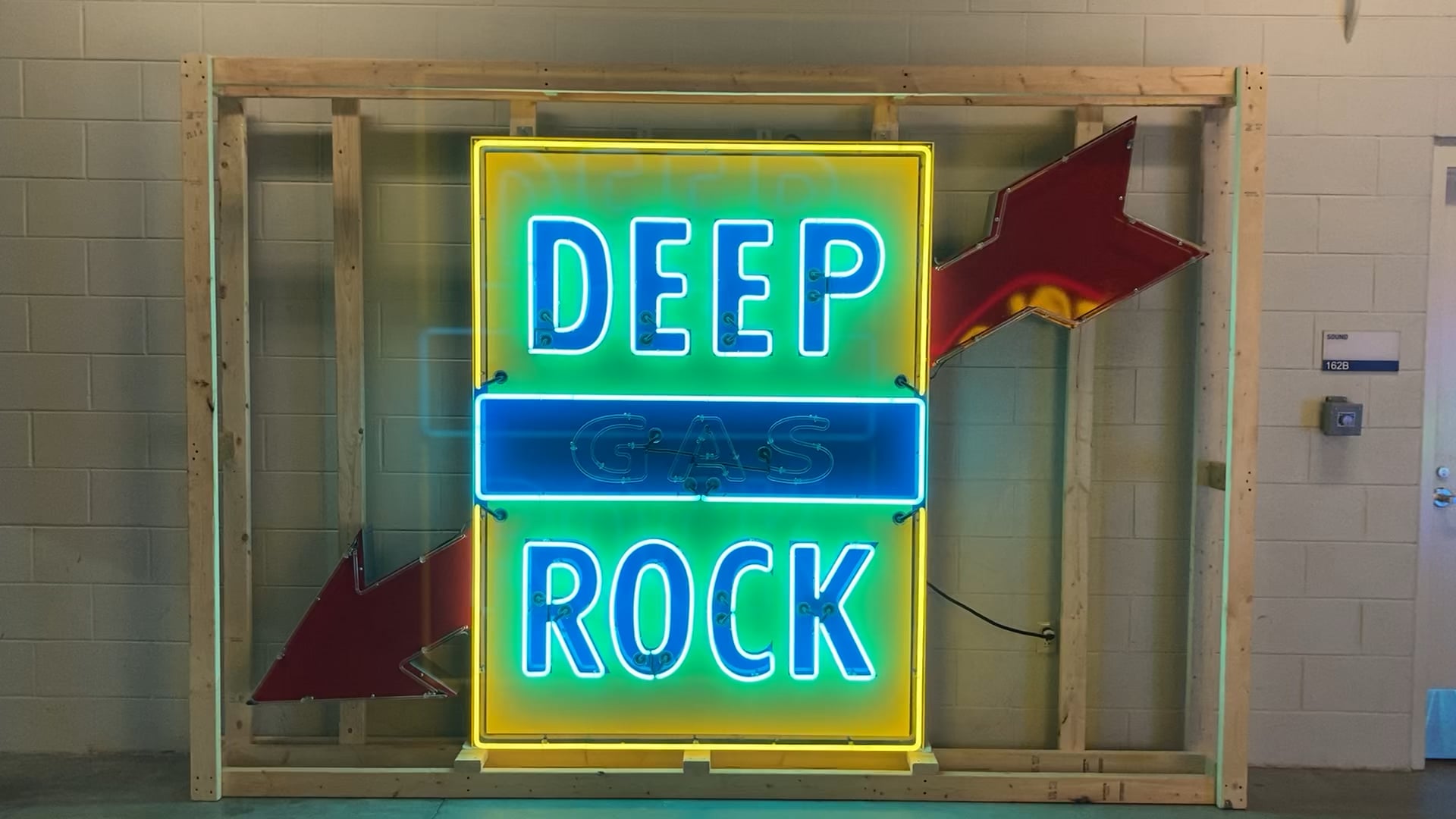 Deep Rock Gas Animated Single-Sided Porcelain Neon Sign | Z814 | Indy 2022