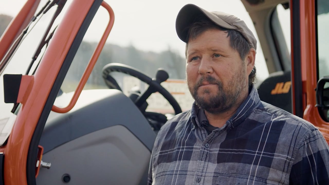 JLG® AG925 Telehandler | Versatility and Efficiency on the Farm on Vimeo