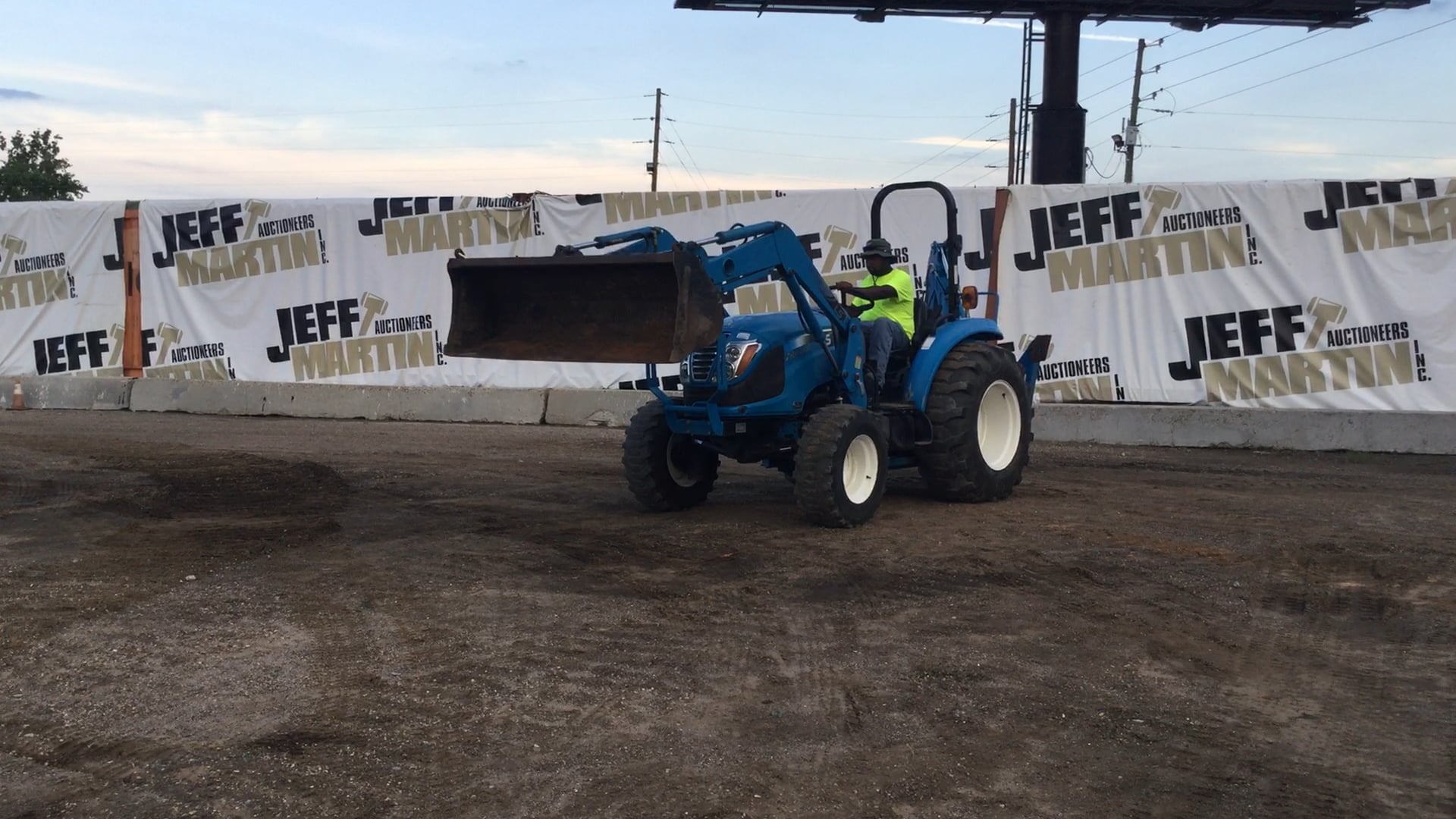 2014 LS XR4046H 4X4 TRACTOR W LOADER SN 2229011704 on Vimeo