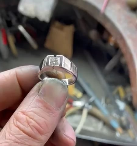 Gavin Mack Jewellery - Signet Ring 06 on Vimeo