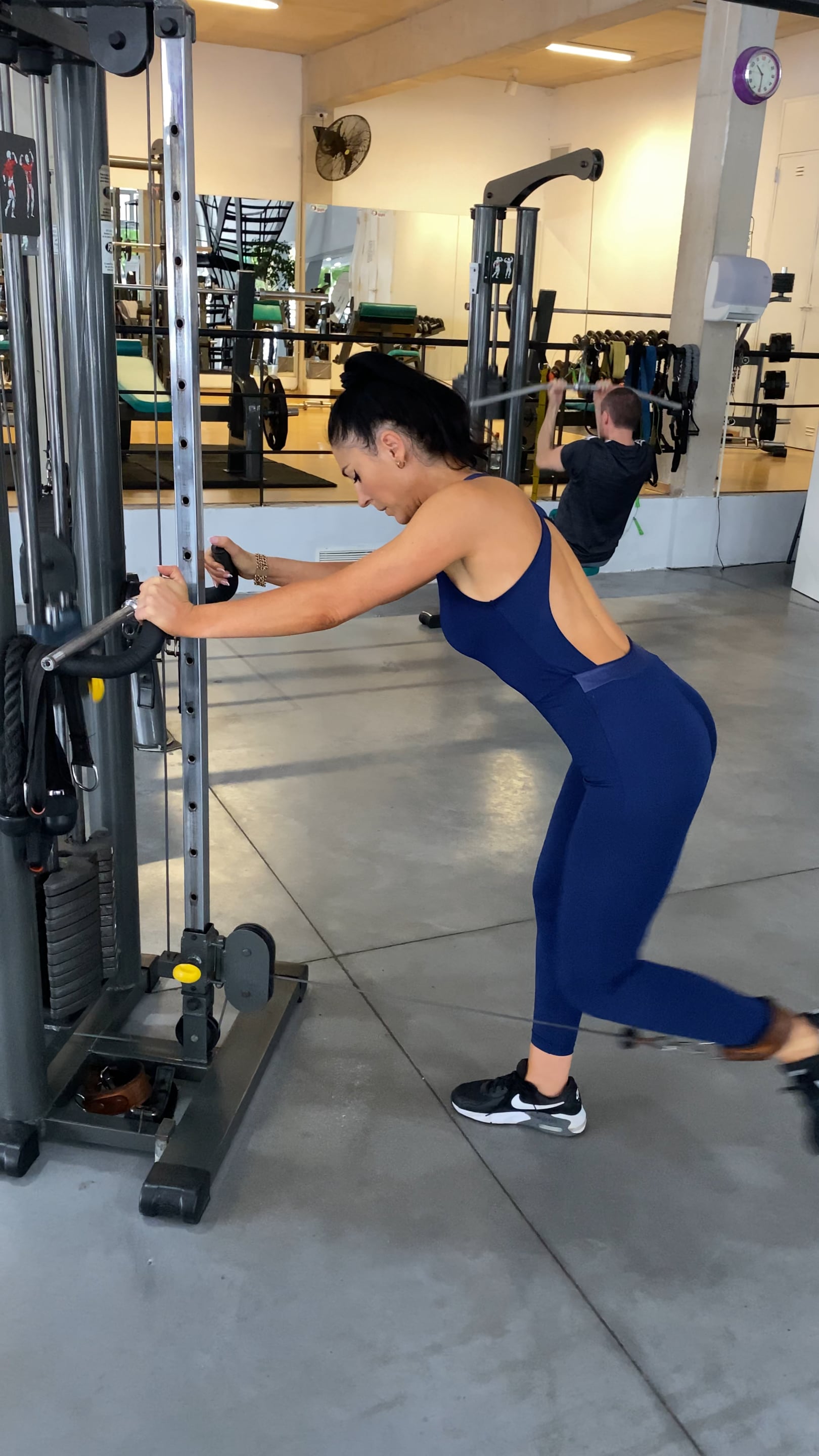 Patada de glúteos con polea on Vimeo