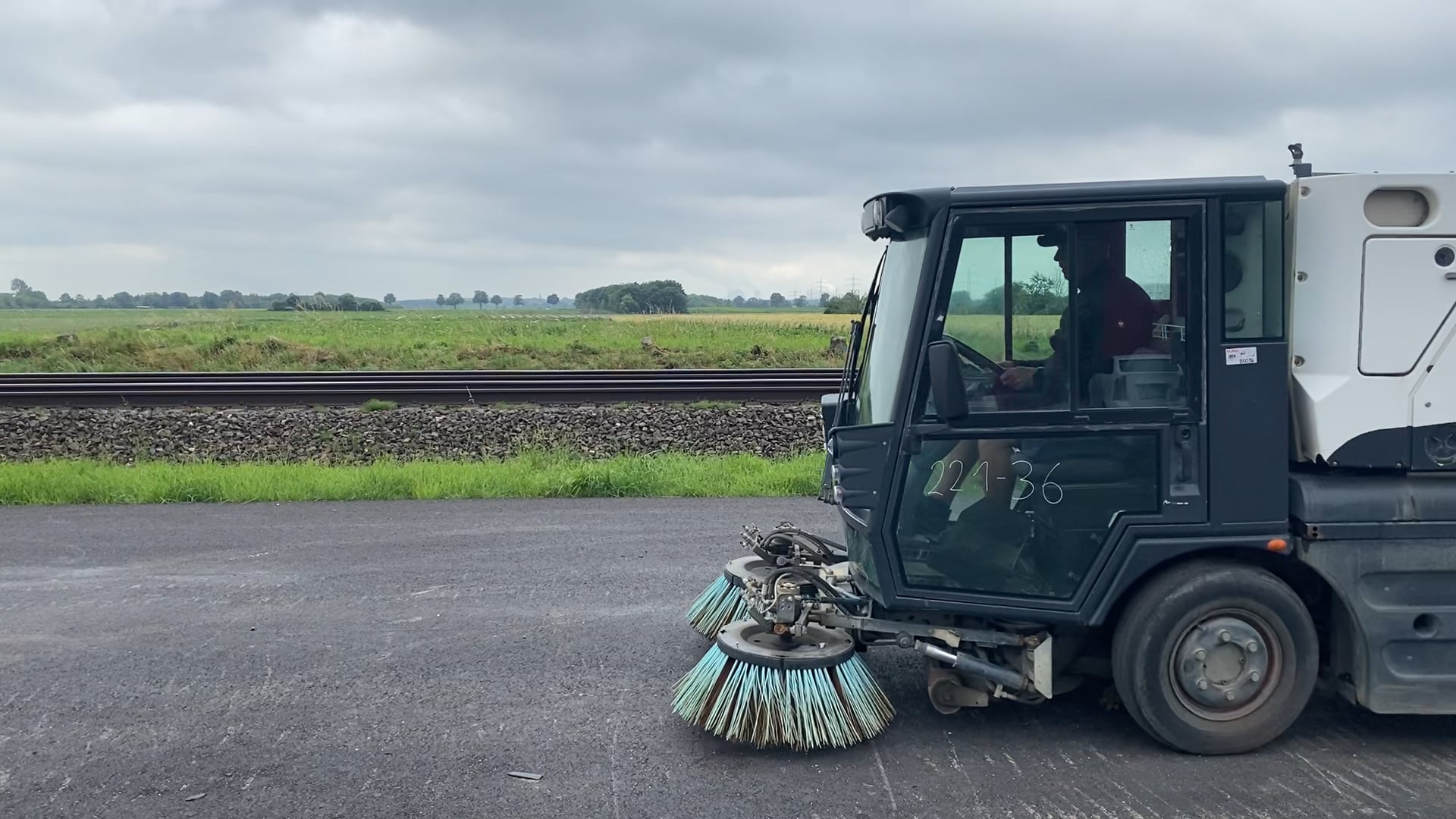 Schmidt Swingo Compact 200 Road Sweeper - Dormagen June 2022 on Vimeo