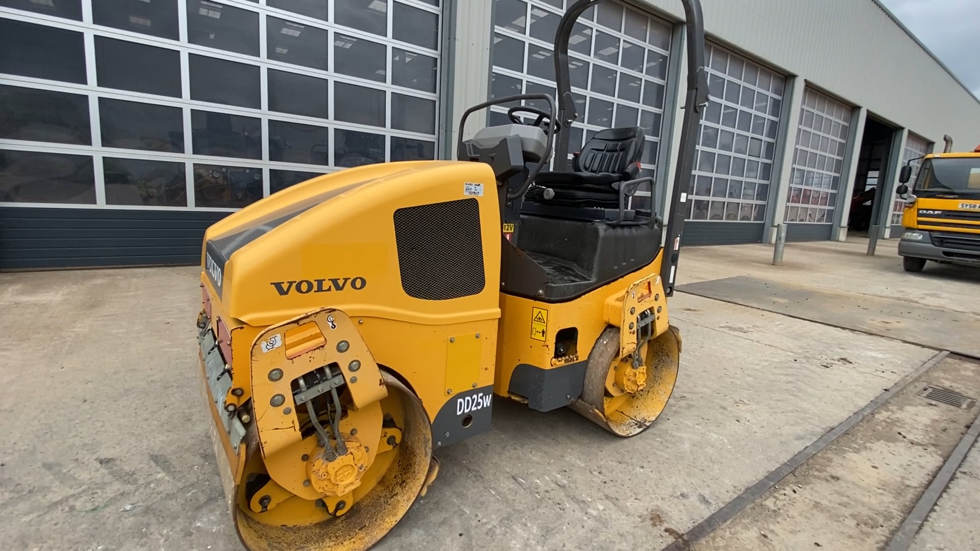 Volvo DD25W Double Drum Vibrating Roller on Vimeo