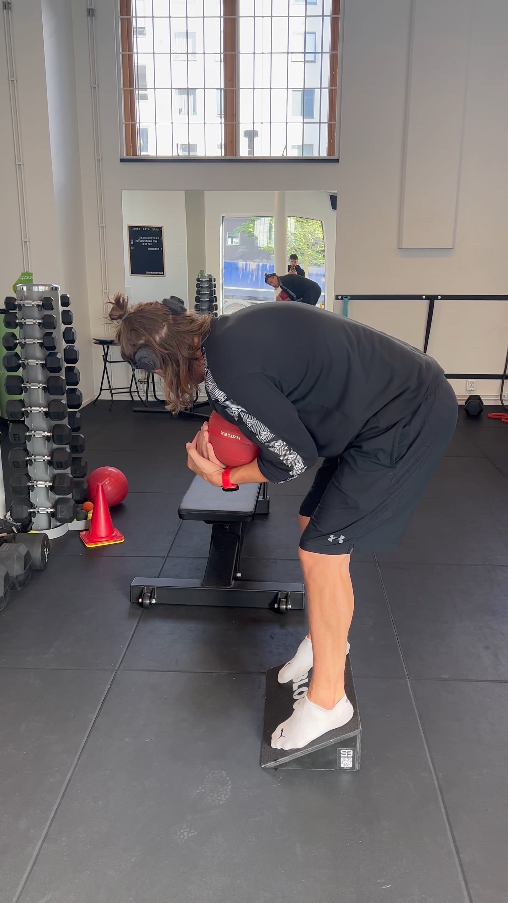 knee flexion with rounded back on Vimeo