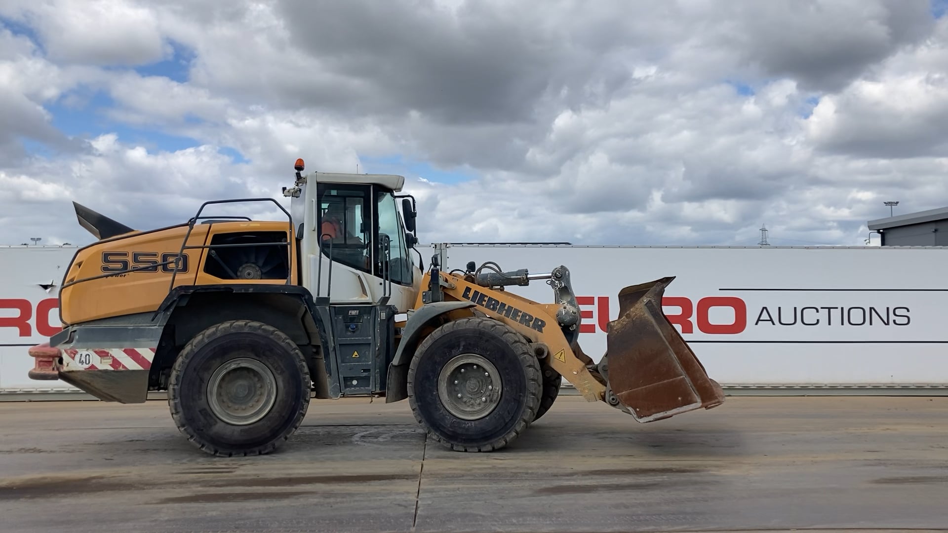 Liebherr L550 Wheeled Loader - Leeds August 22 on Vimeo