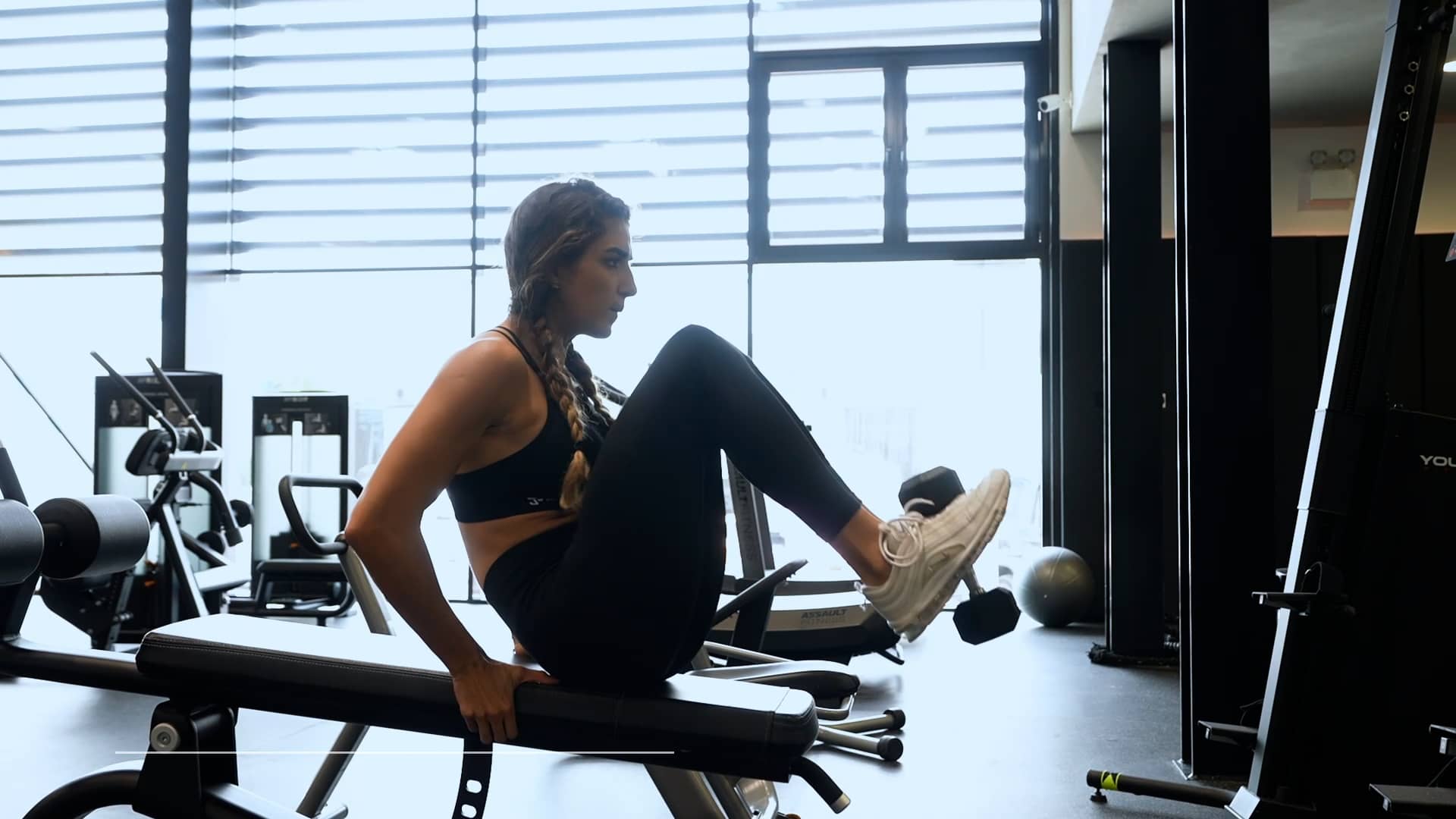 Crunch sobre banco con polea on Vimeo