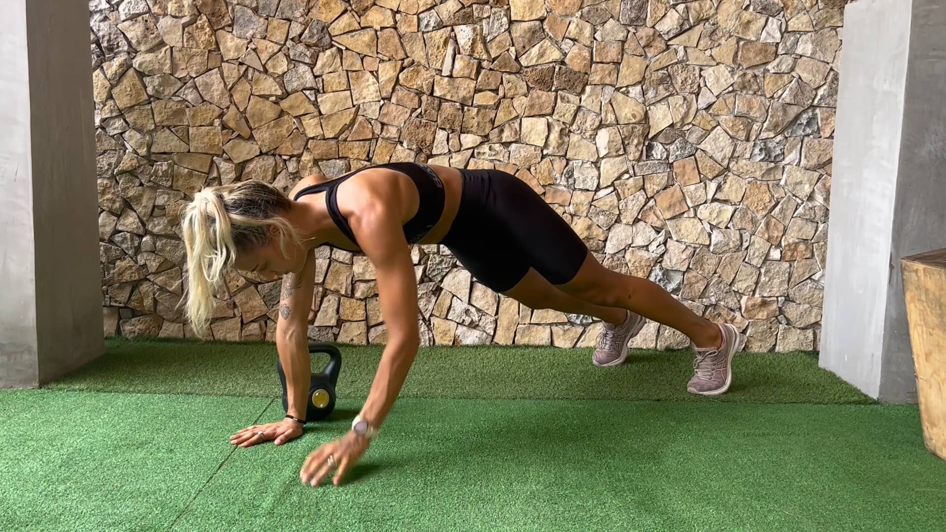 Plank KB drag on Vimeo