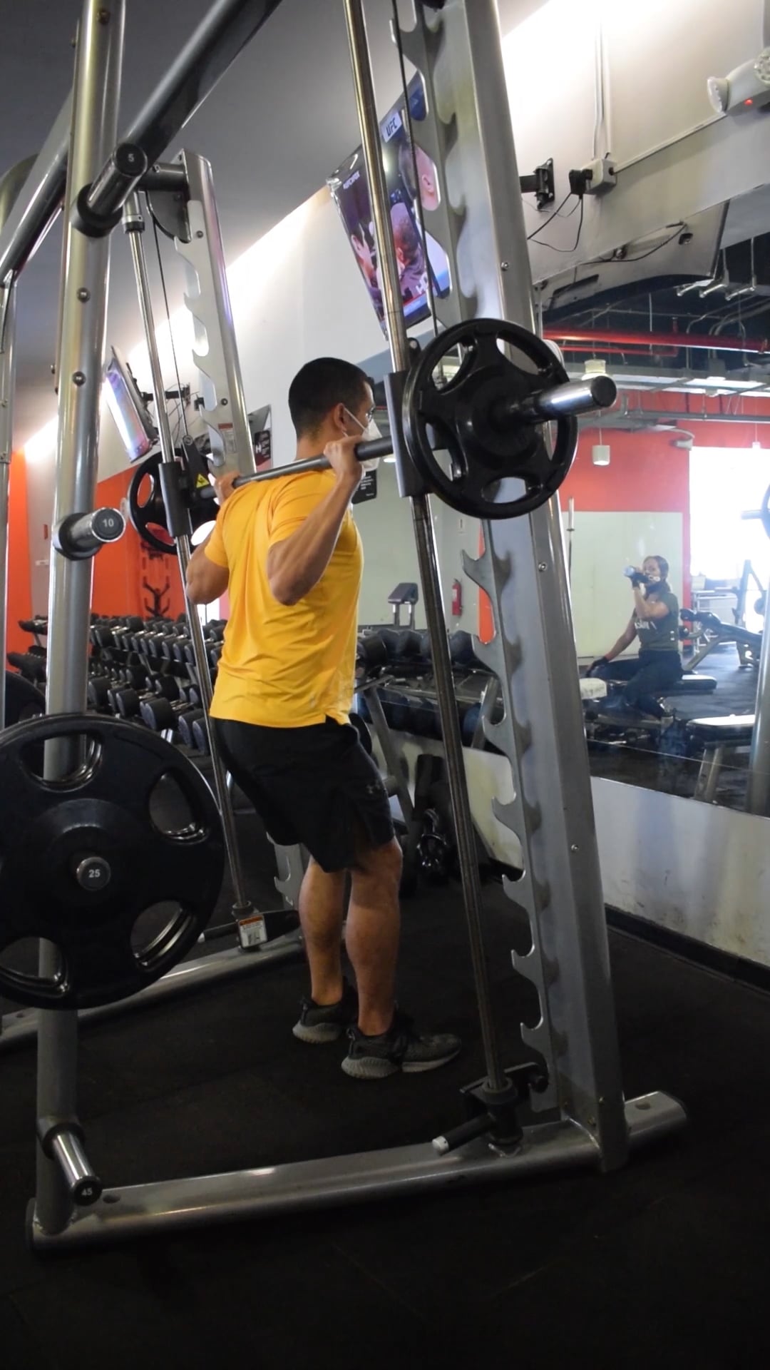 Sentadilla en máquina smith con pies juntos on Vimeo