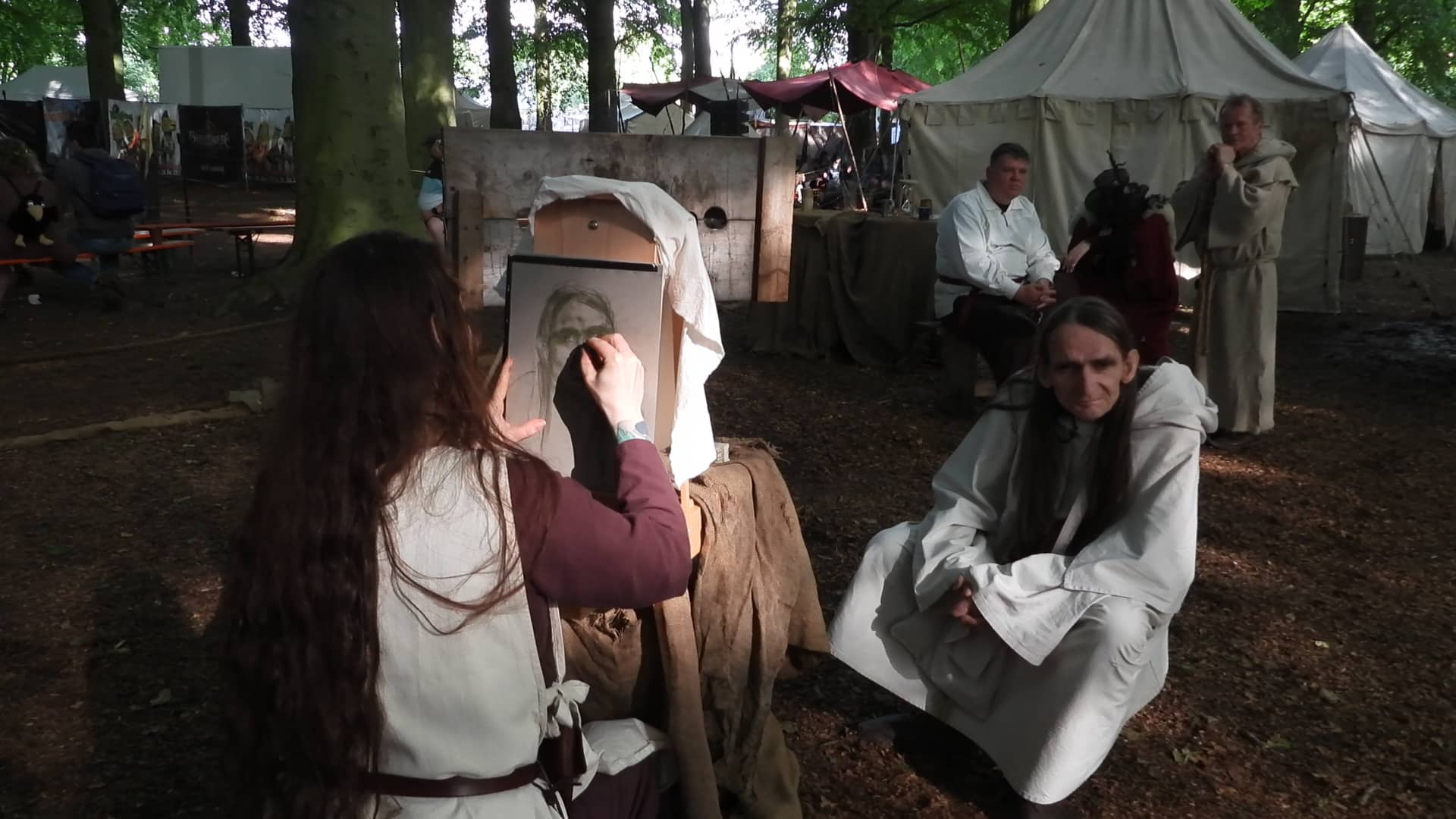 Hofmalerin Jenni skizziert Hofmaler Reiner vom Hexenbad on Vimeo