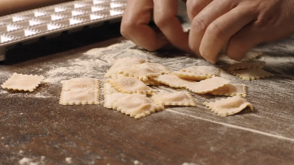 2802 - Marcato Ravioli Tray with Rolling Pin 24pcs - Video