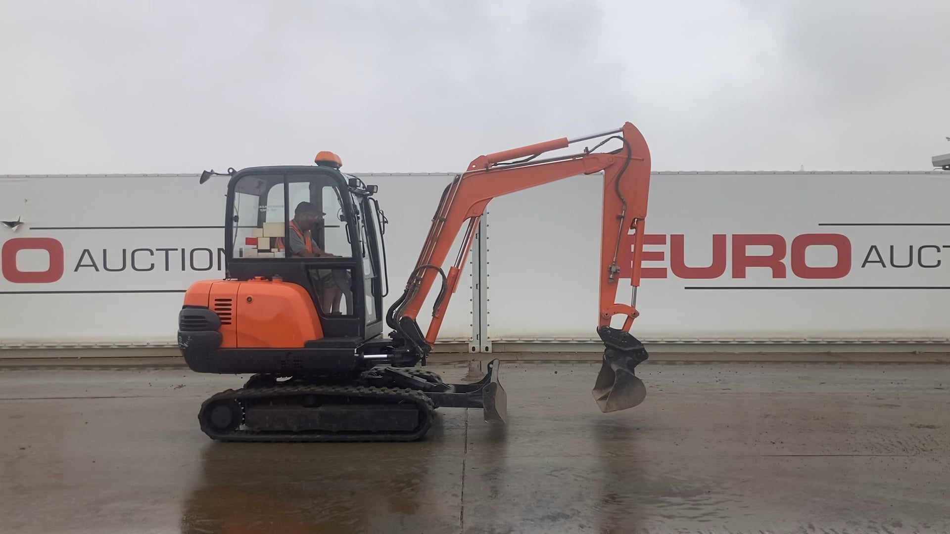 Hitachi ZX30 Rubber Tracks - Leeds August 22 on Vimeo