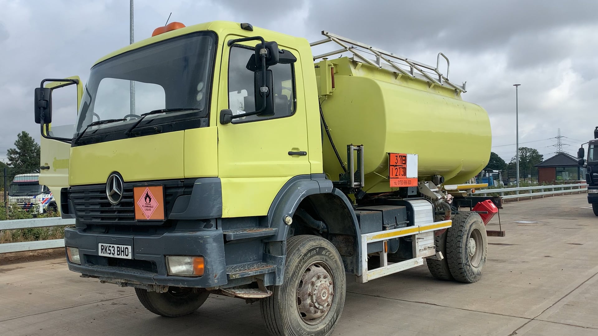 Mercedes 4x2 10,000 Litre Fuel Tanker Lorry - Leeds August 22 on Vimeo