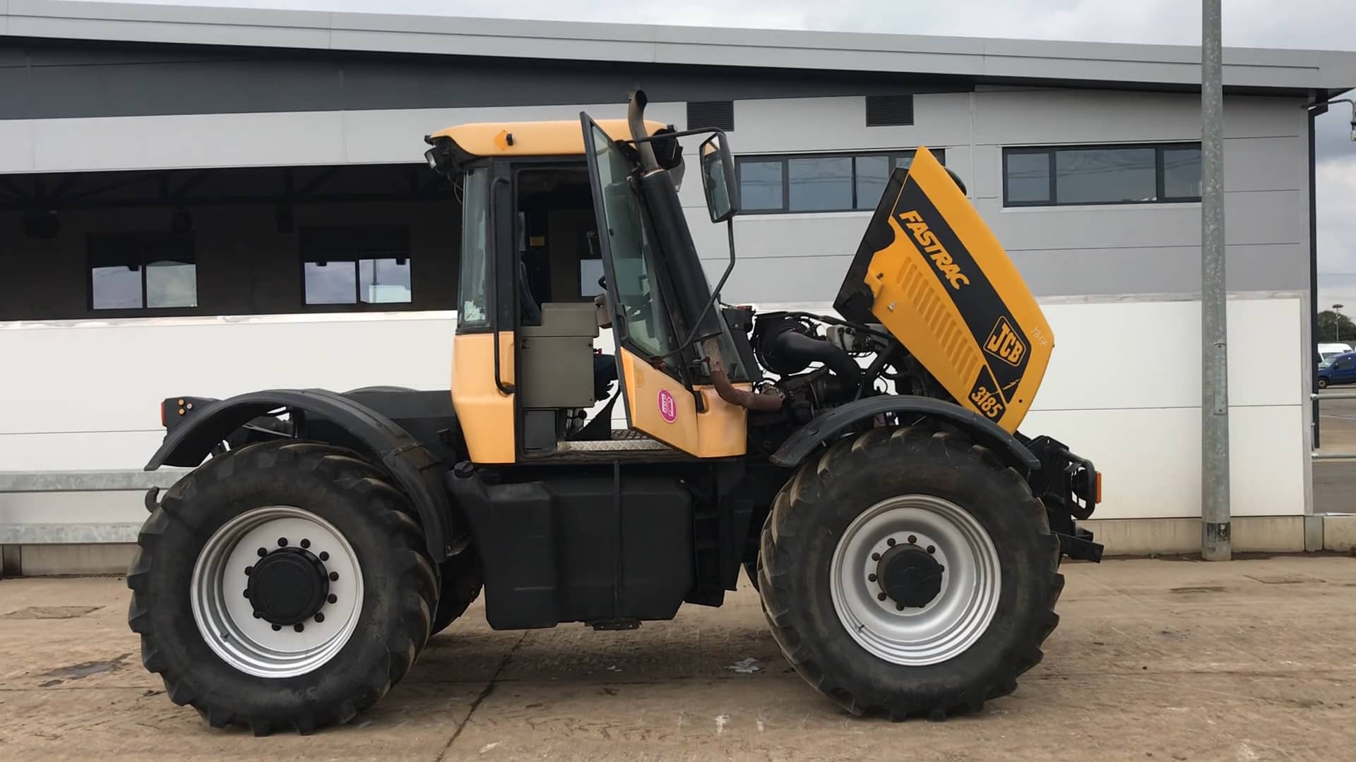 JCB Fastrac 3185 4WD Tractor - Leeds August 22 on Vimeo