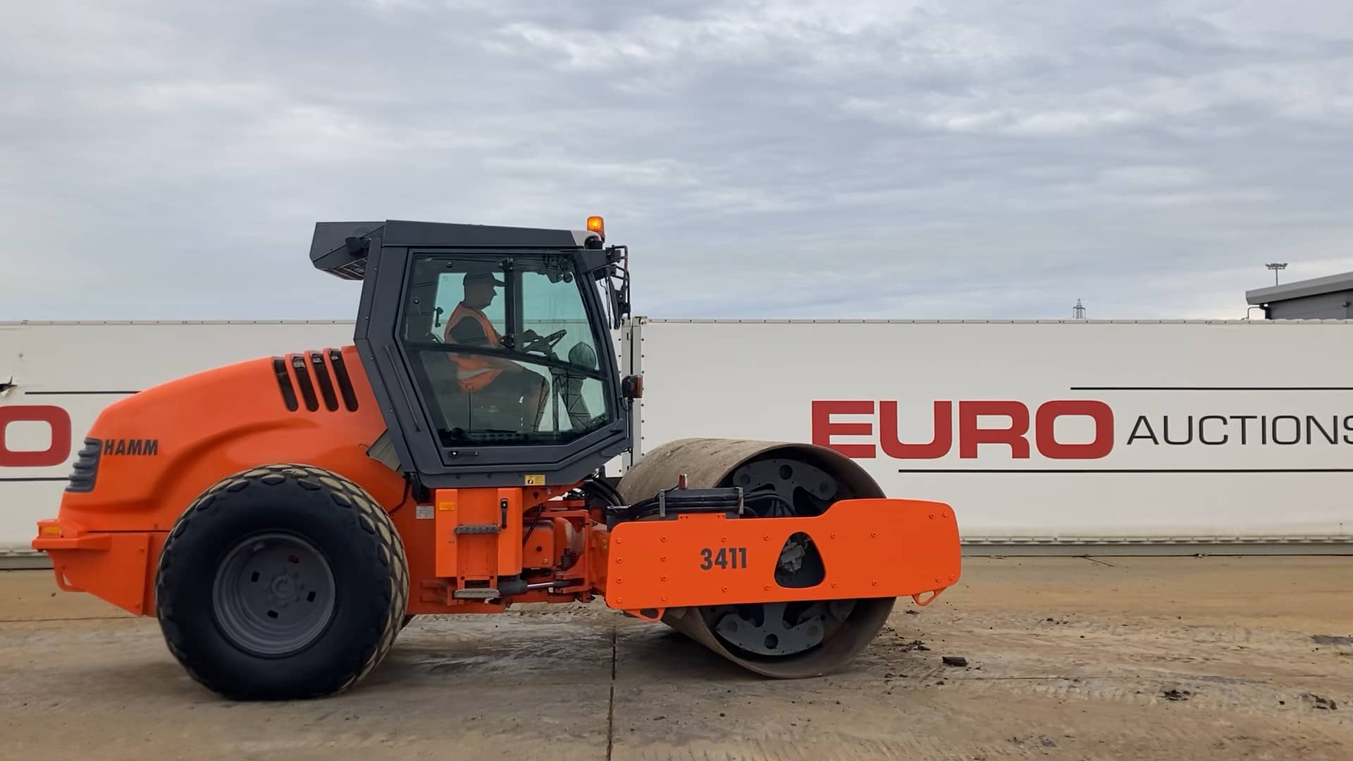 Hamm 3411 Single Drum Vibrating Roller- Leeds August 22 on Vimeo