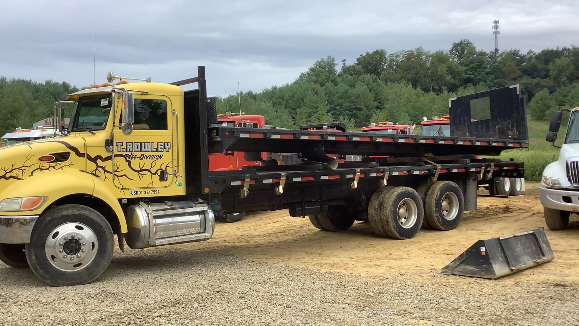 2006 PETERBILT 335 VIN 2NPLLD9X46M647534 REGULAR CAB FLATBED TRUCK on Vimeo