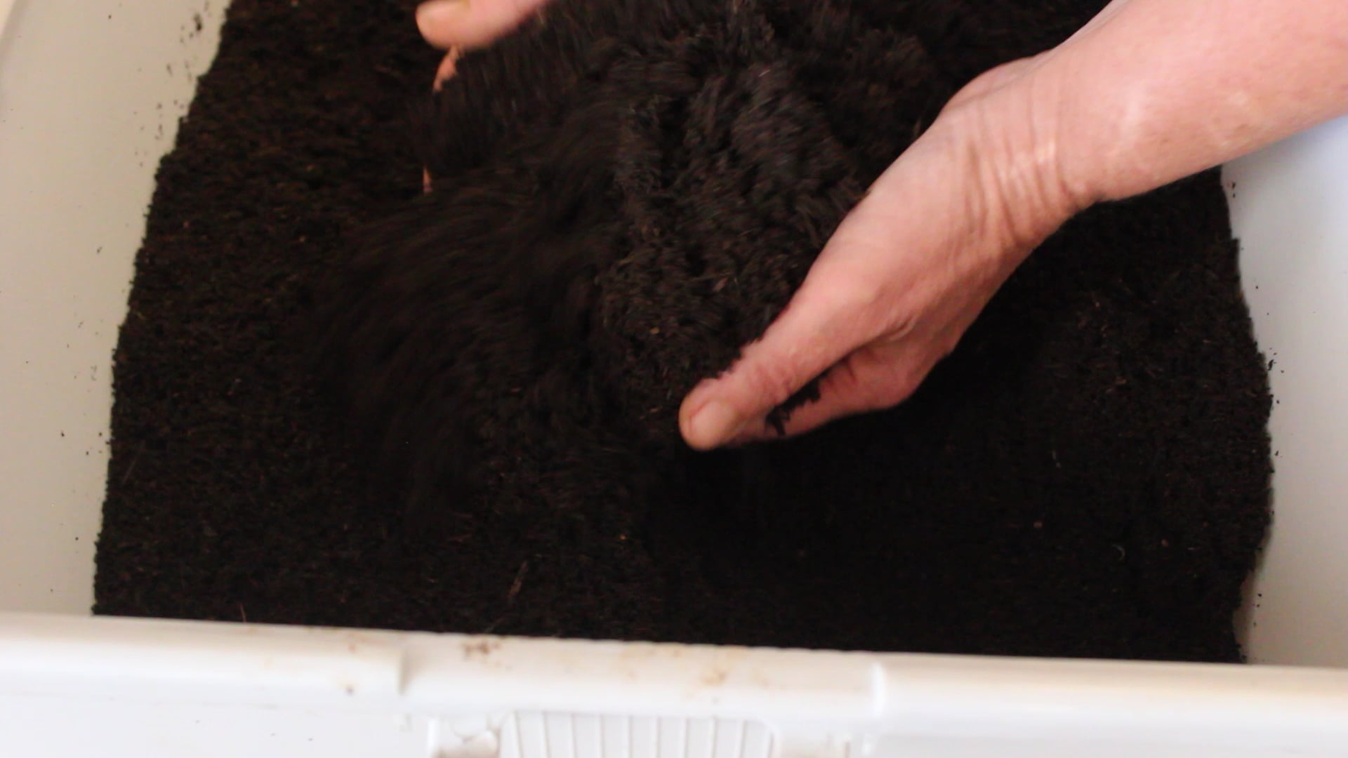 Light Fluffy Rich Organic Worm Castings on Vimeo