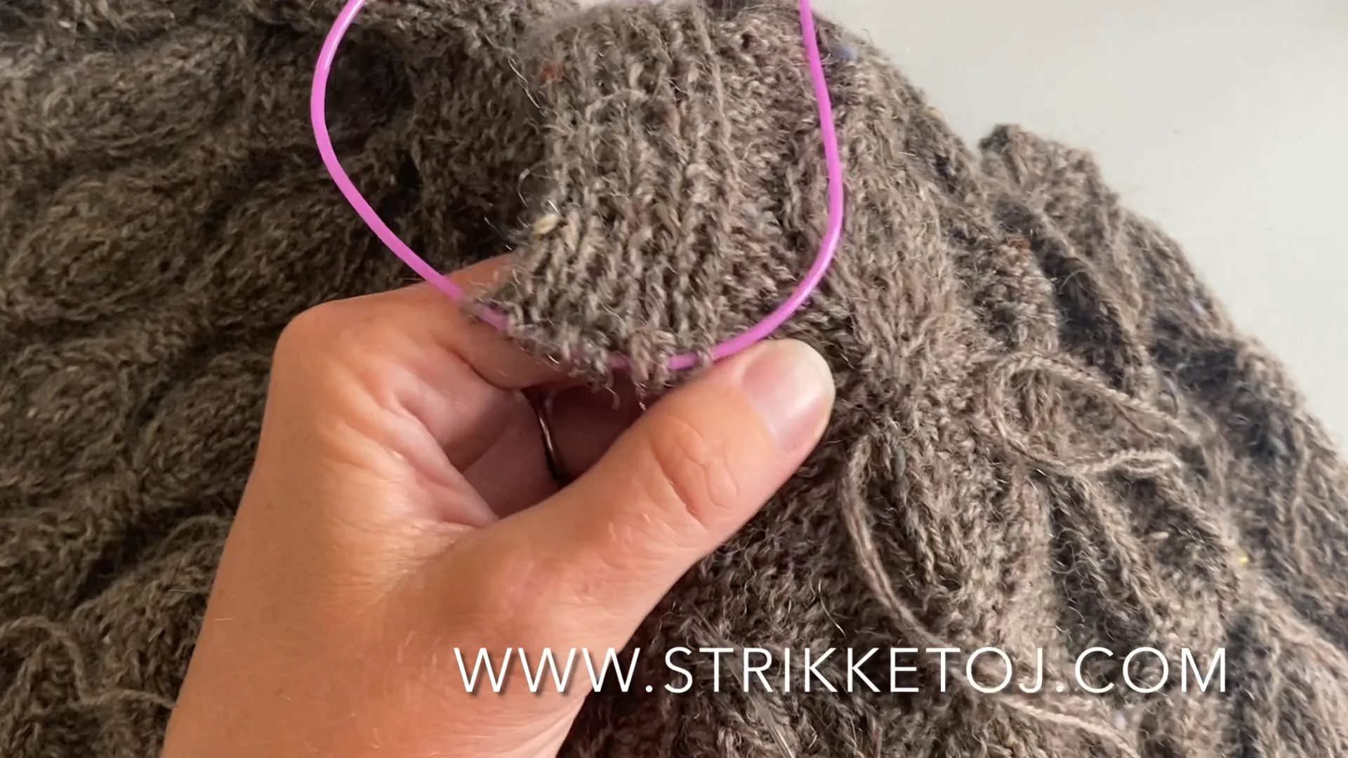 Maskesting på skulder - ARONIA Cardigan on Vimeo