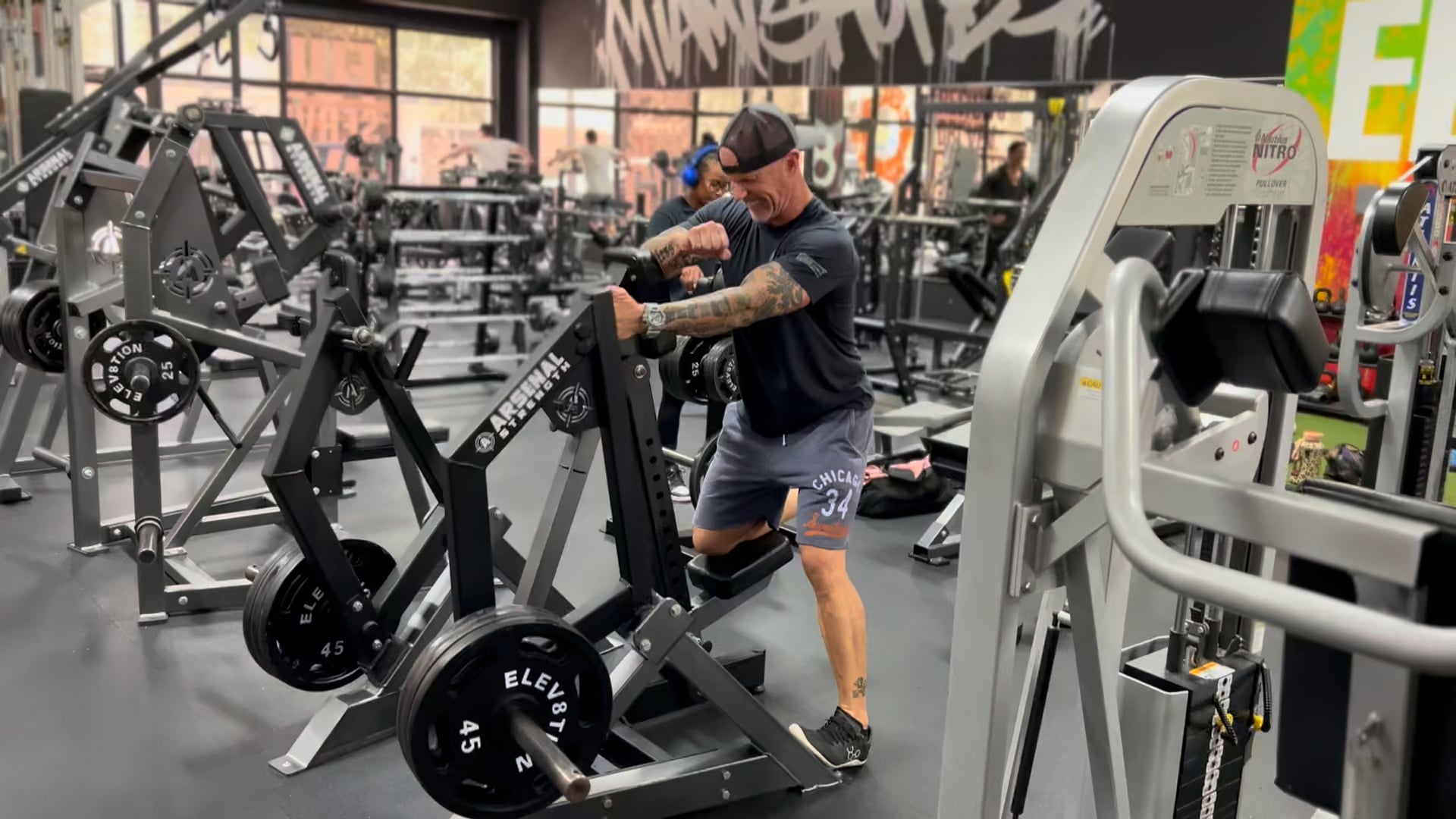 Lat Biased 1 Arm Machine Row on Vimeo