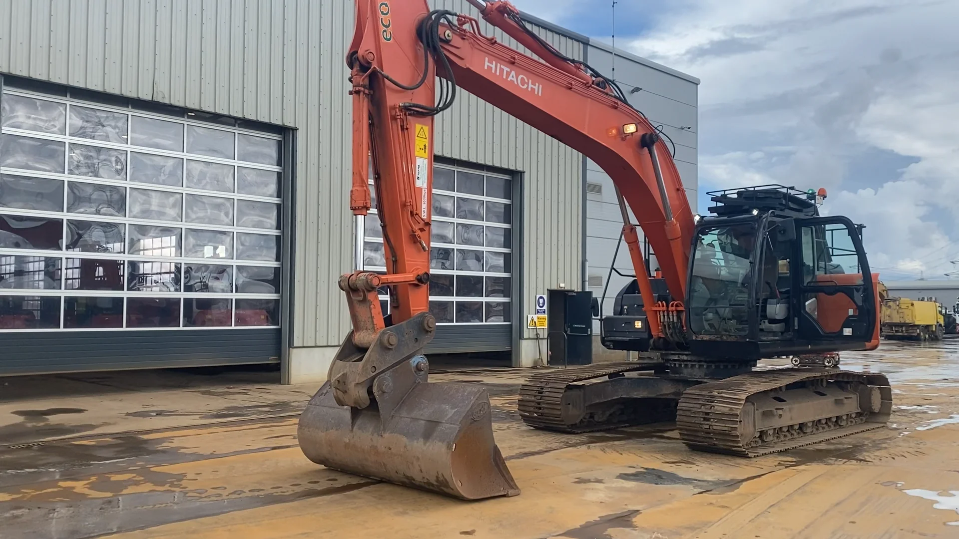 Hitachi ZX250LC-6 - Leeds September 22 on Vimeo