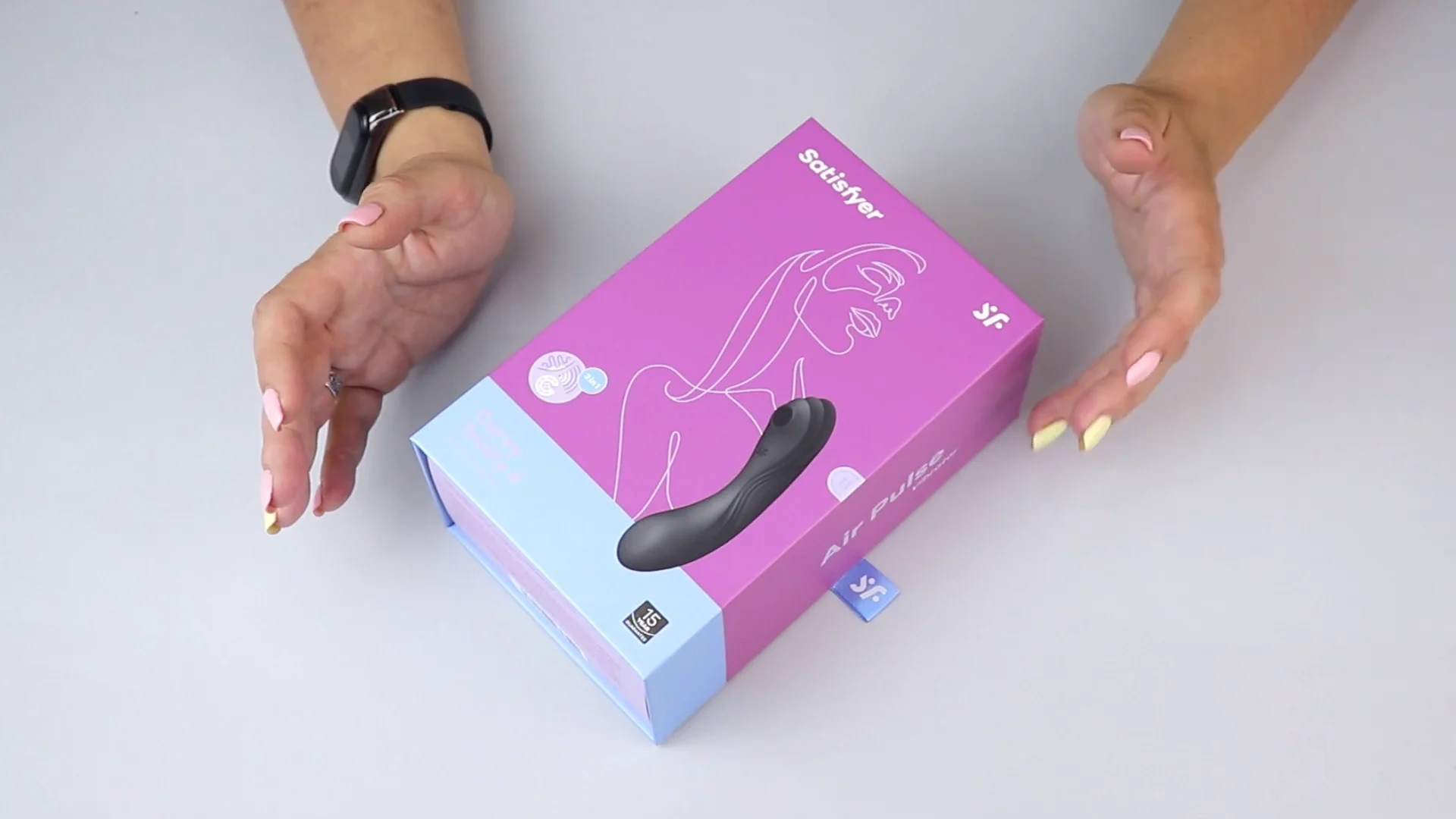 Вакуумный стимулятор с вибрацией Satisfyer Curvy Trinity 4 Black on Vimeo