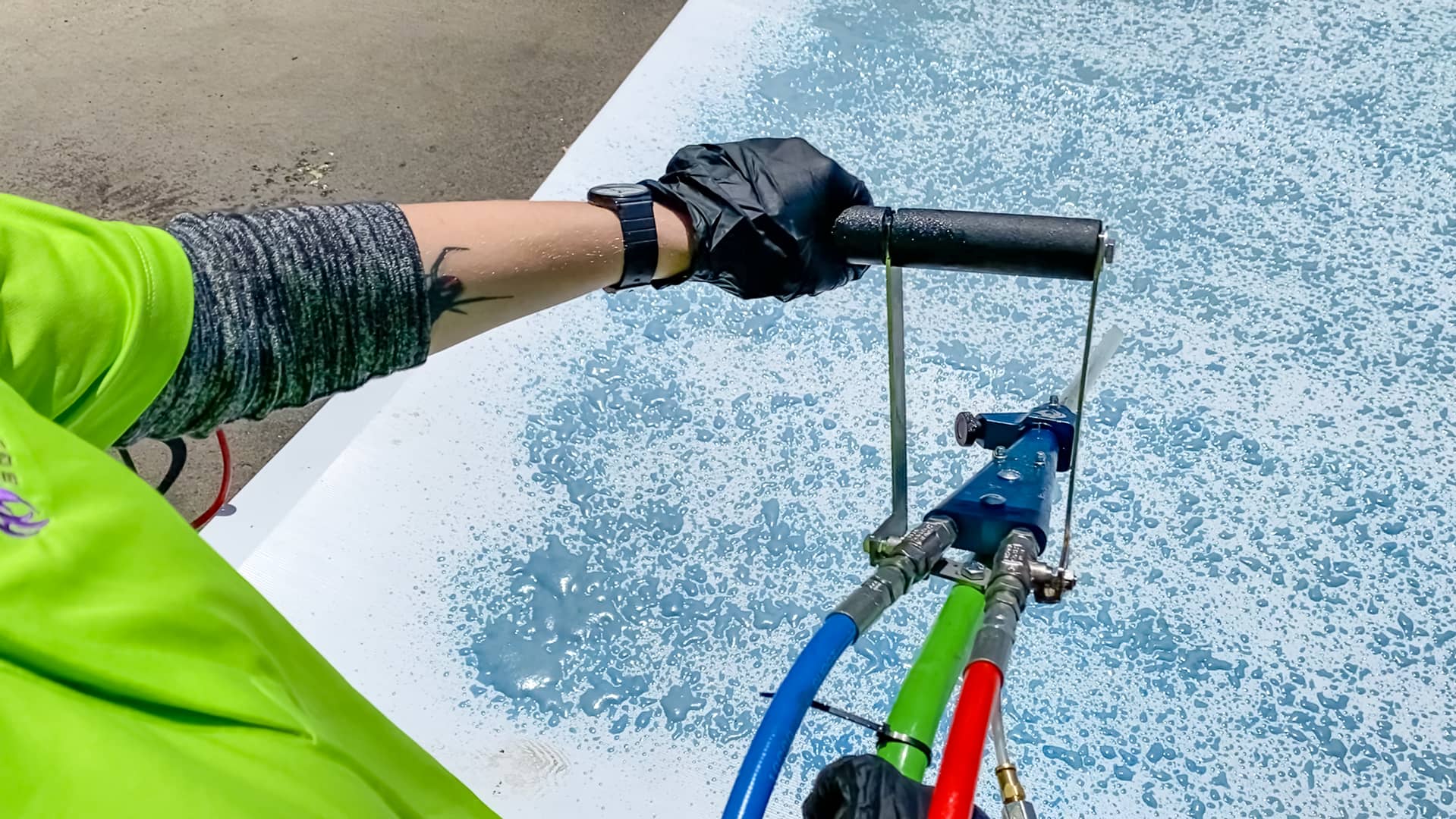 Applying 2-Part Roof Adhesive Splatter Spray Pattern w/ V-Manifold Air ...