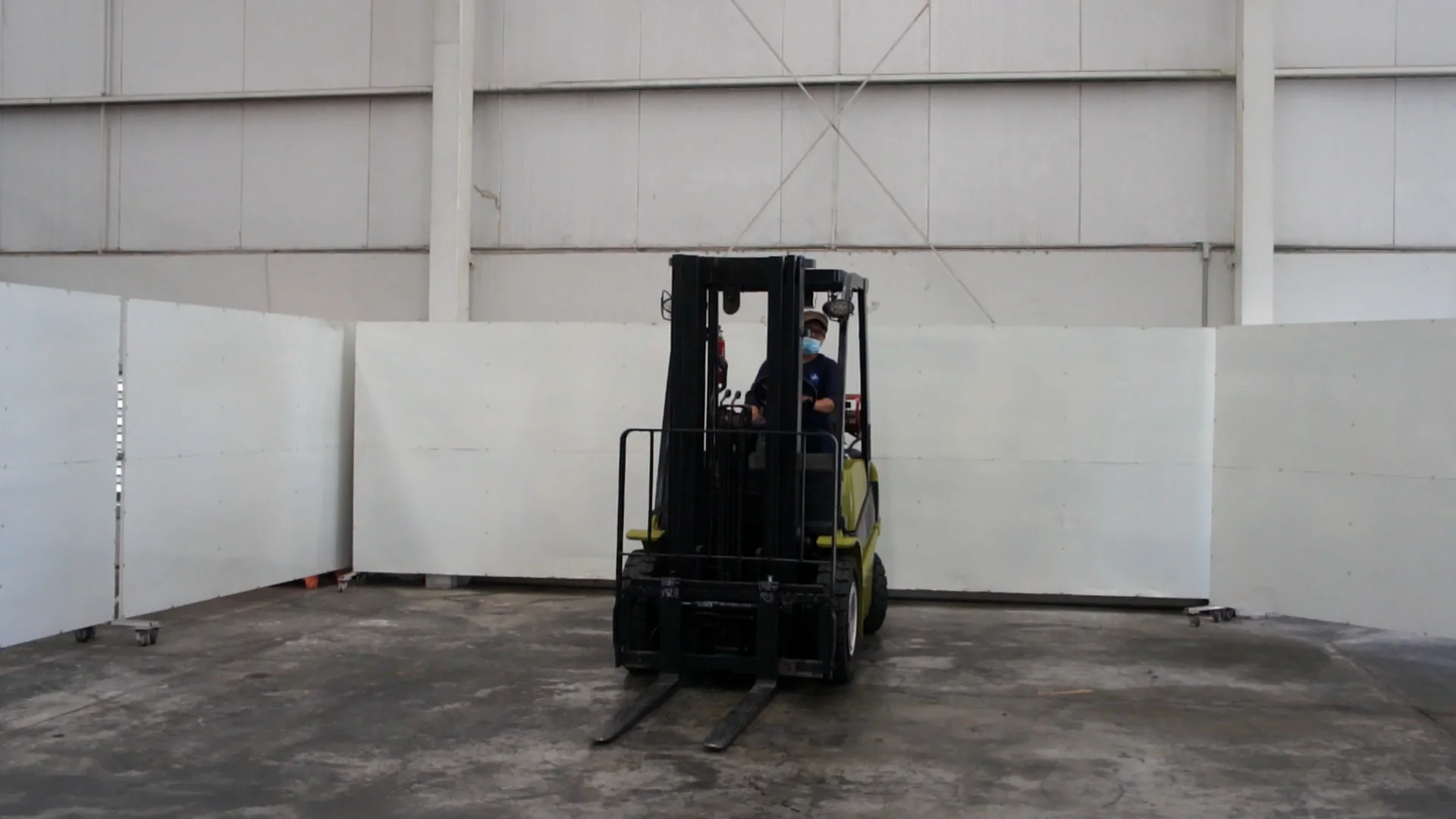 Los Montacargas ID-1928 MONTACARGAS HOMBRE SENTADO 5000 LB CLARK GAS LP