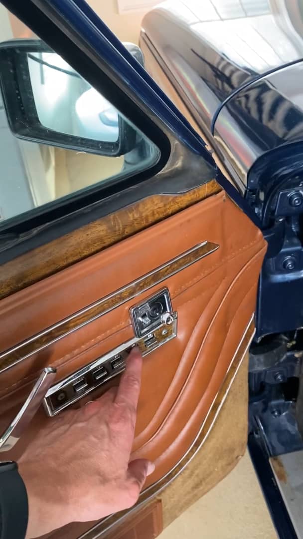 Driver’s side rear window on Vimeo