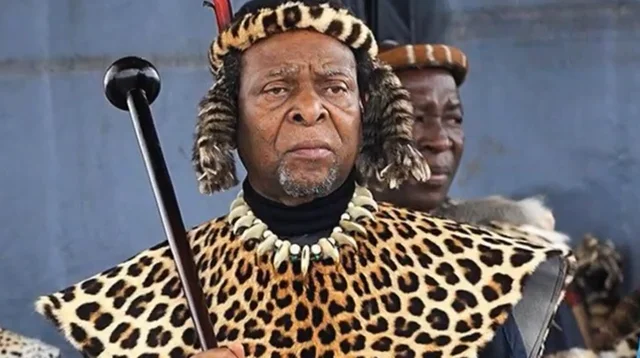 IMBONGI Tribute to the late Zulu King Goodwill Zwelithini by Izibongo ...