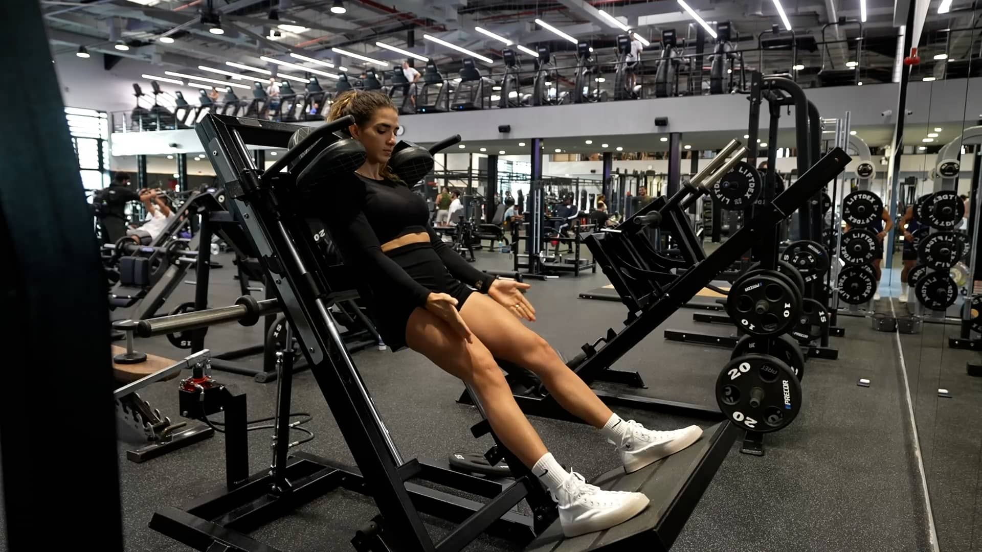 Sentadilla hack pies abiertos on Vimeo