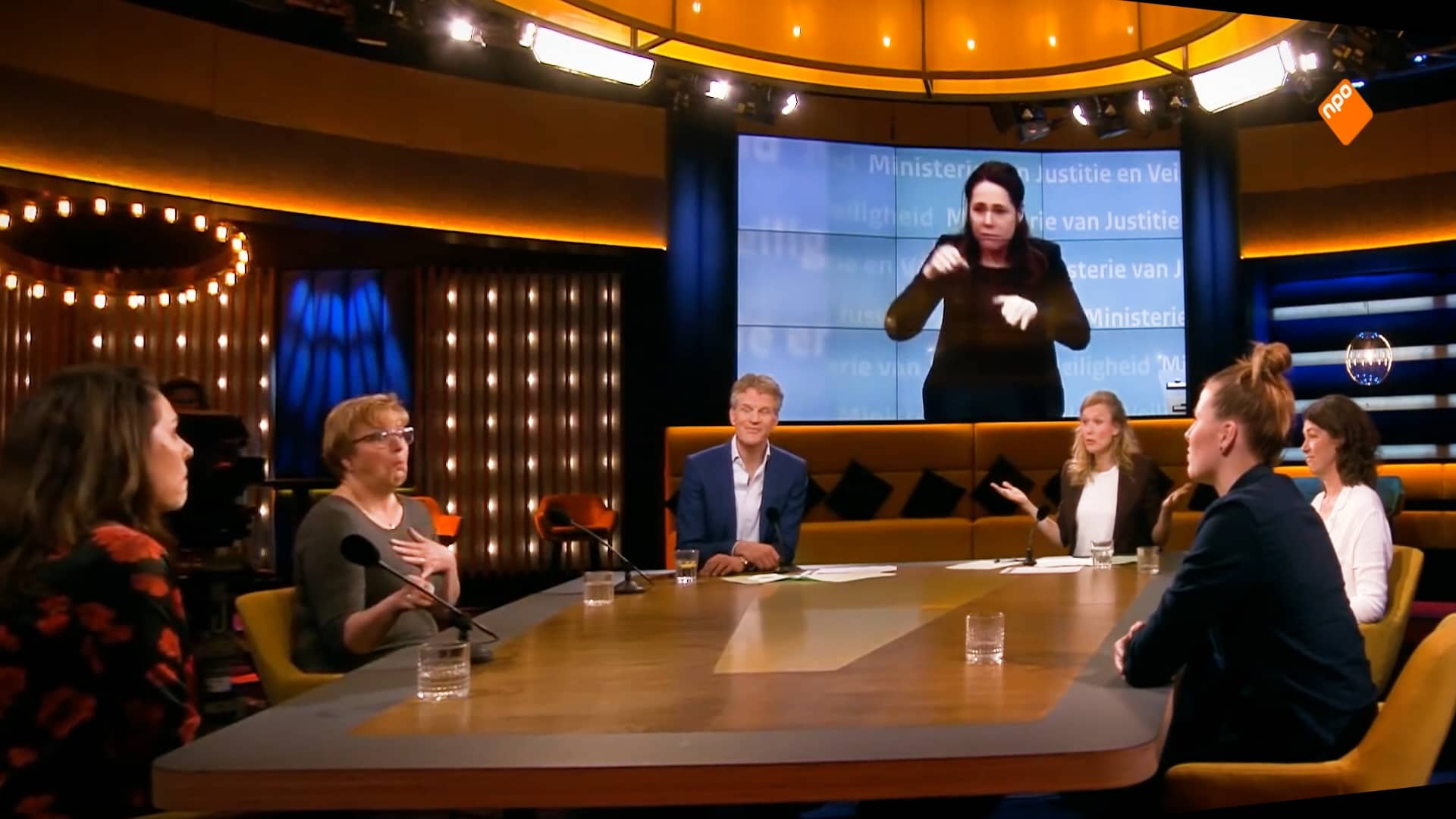 npo_acces._achter_de_schermen_bij_gebarentolken_voor_televisie ...