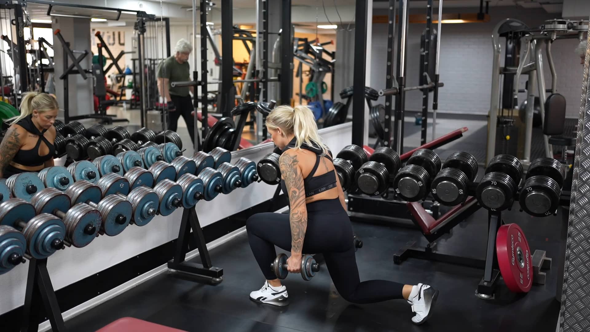 Utfall bakåt med hantlar on Vimeo