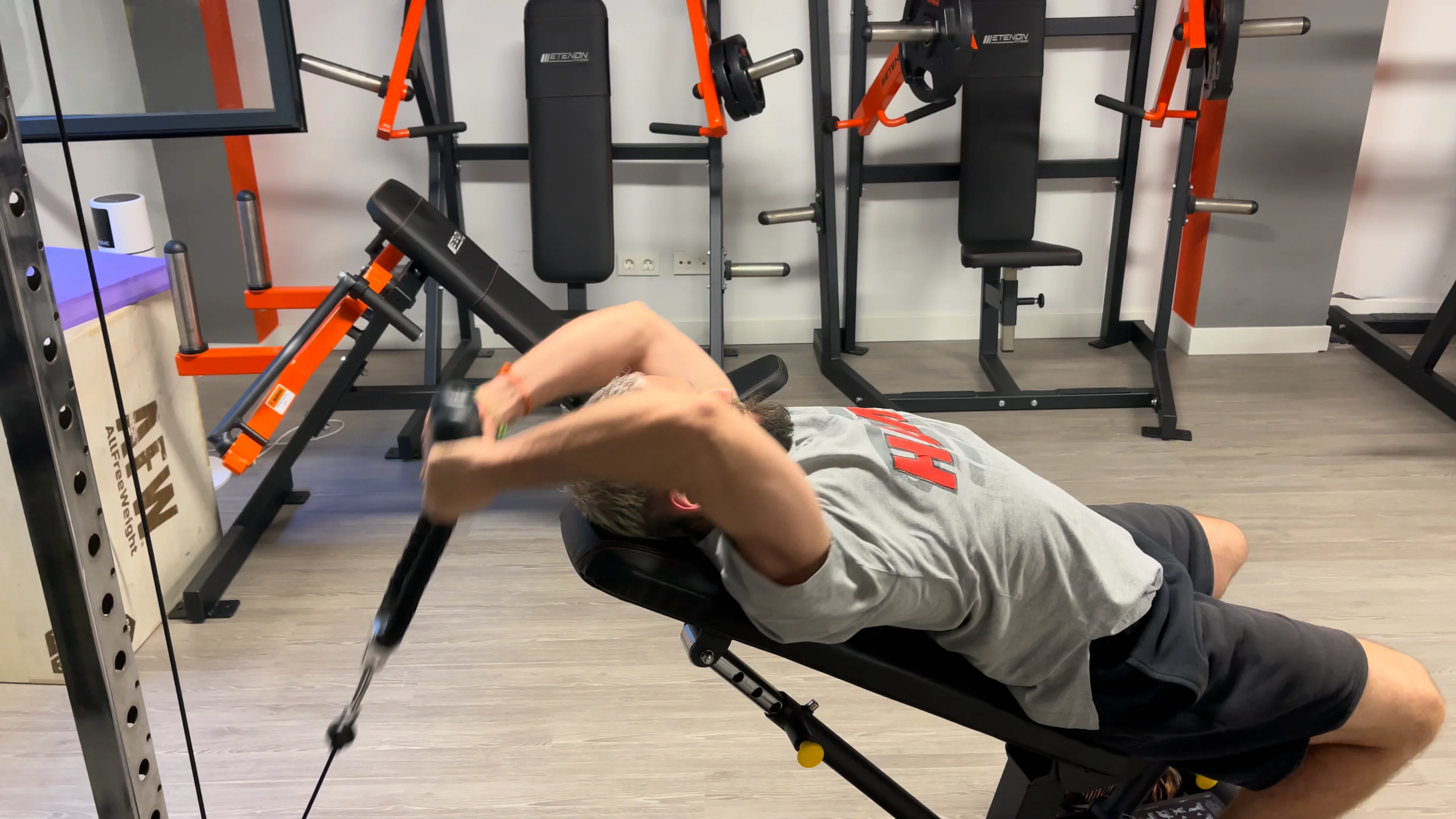 81. Pull over desde polea baja con cuerda en banco inclinado on Vimeo