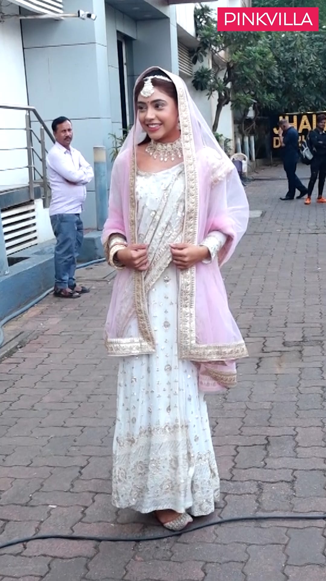 NITI TAYLOR & NIA SHARMA SHOOT AT JHALAK DIKHLAA JAA SET SPOTTED VIDEO ...