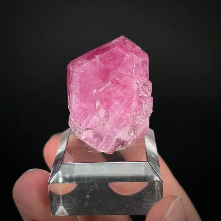 Ruby (old historic locality - fluorescent) on Vimeo