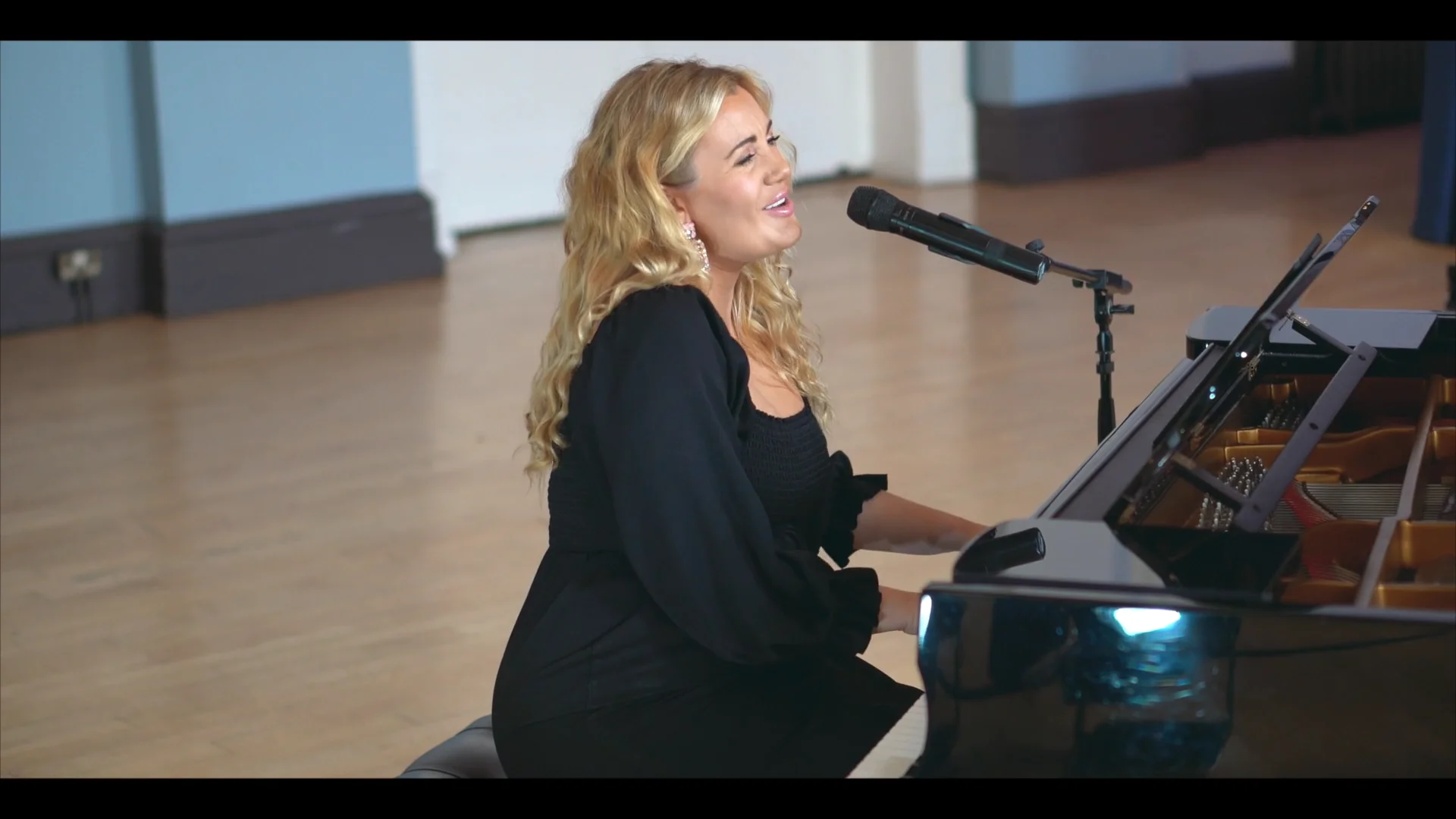Chloe Barry - Pianists/Singer on Vimeo