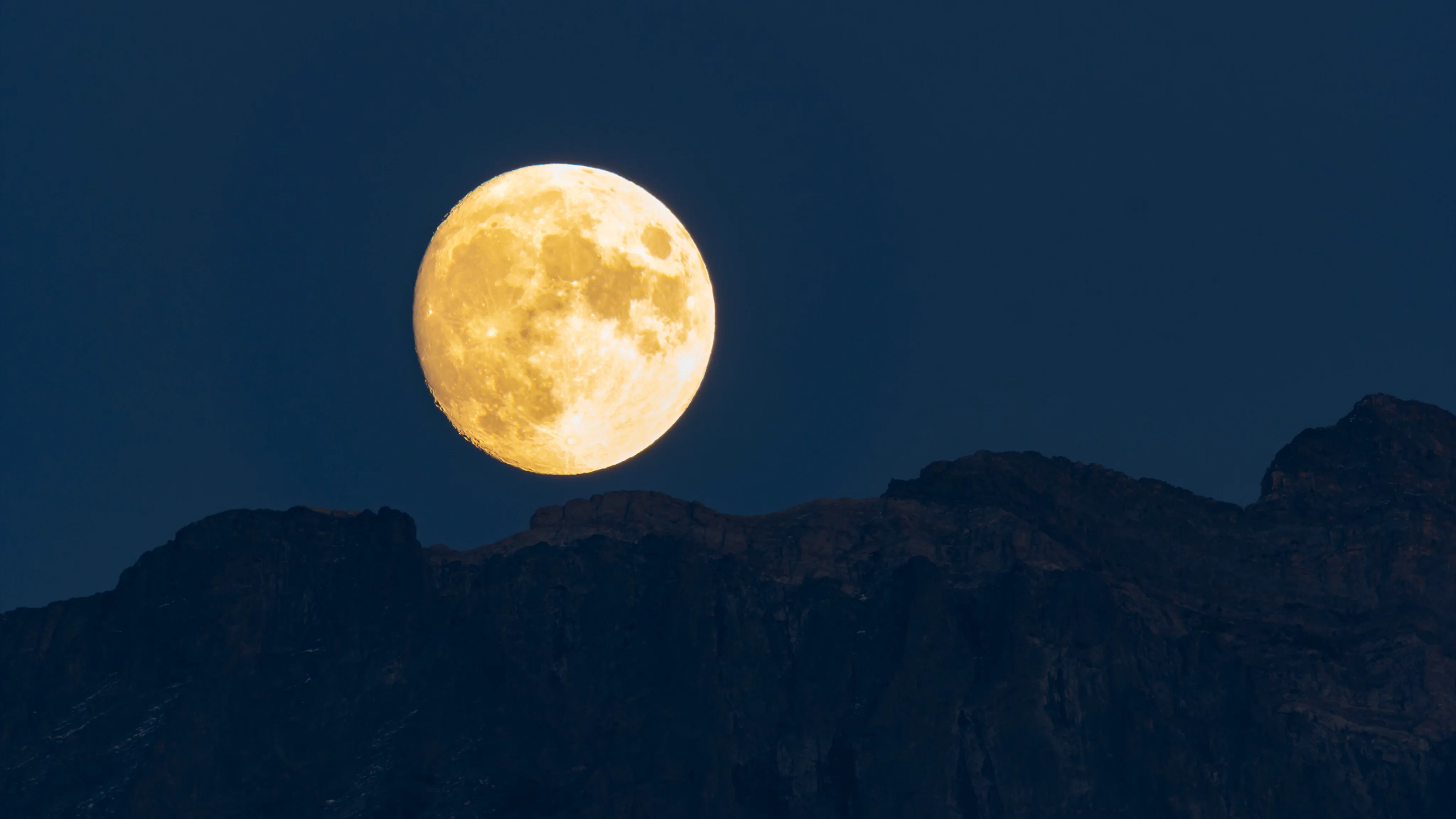 Almost full Moon Rise.mp4 on Vimeo