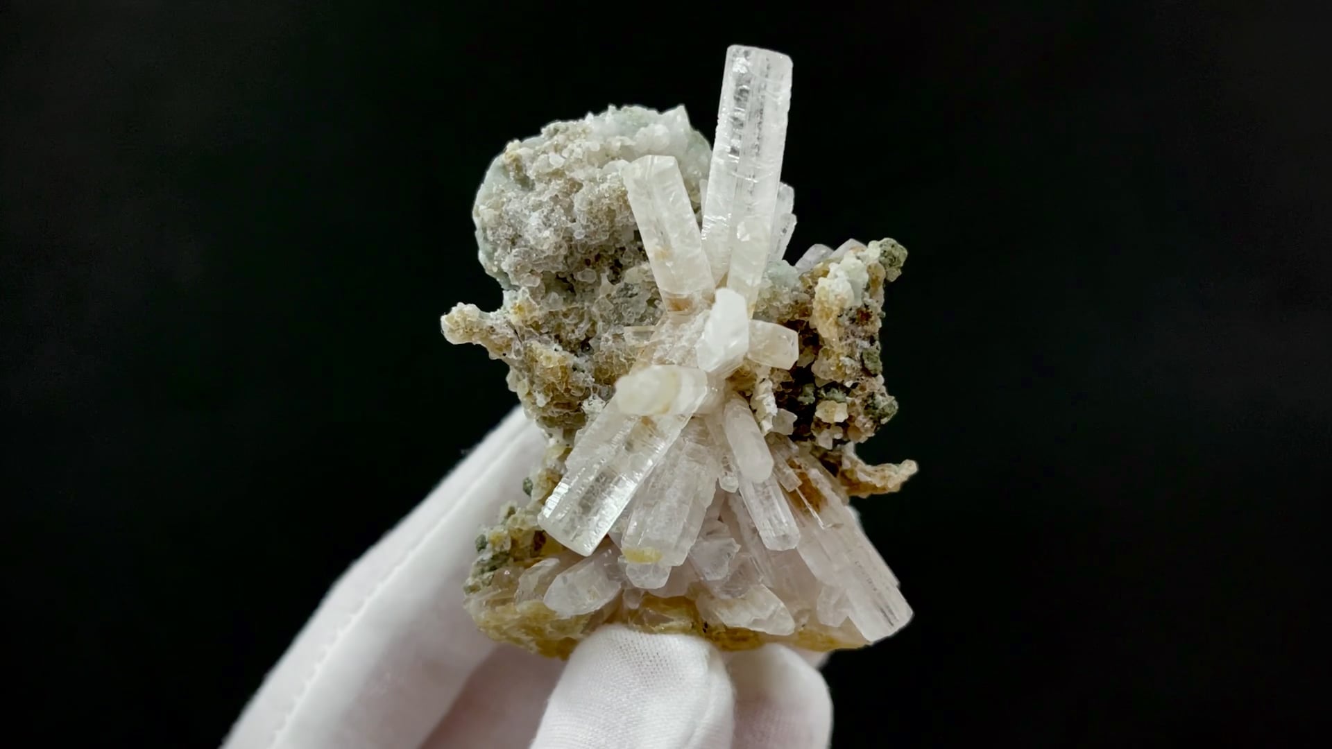 Aragonite from Mamsa, Sidi Ayad, Morocco on Vimeo
